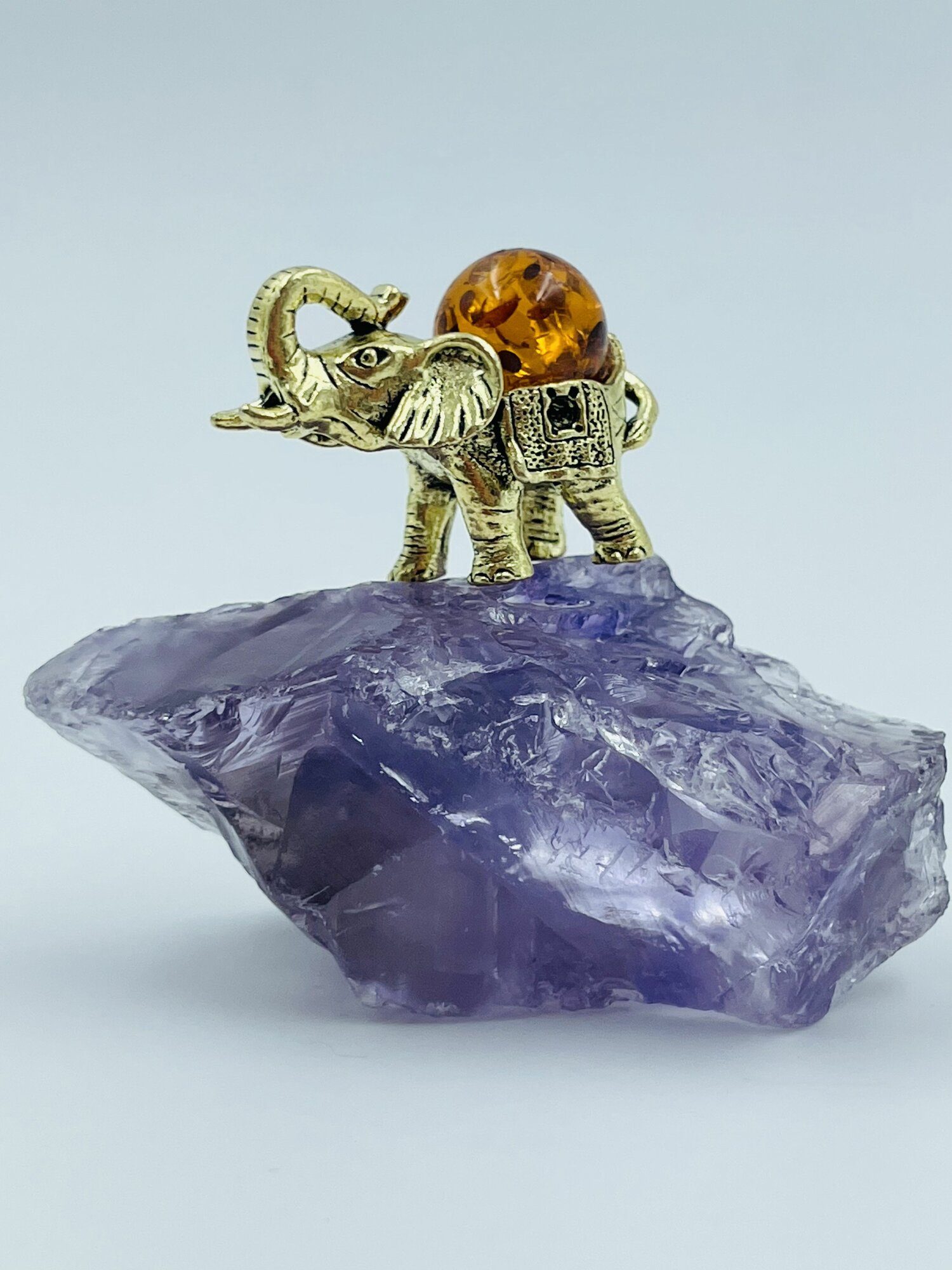 Фигурка из латуни - слон, с прессованным янтарем