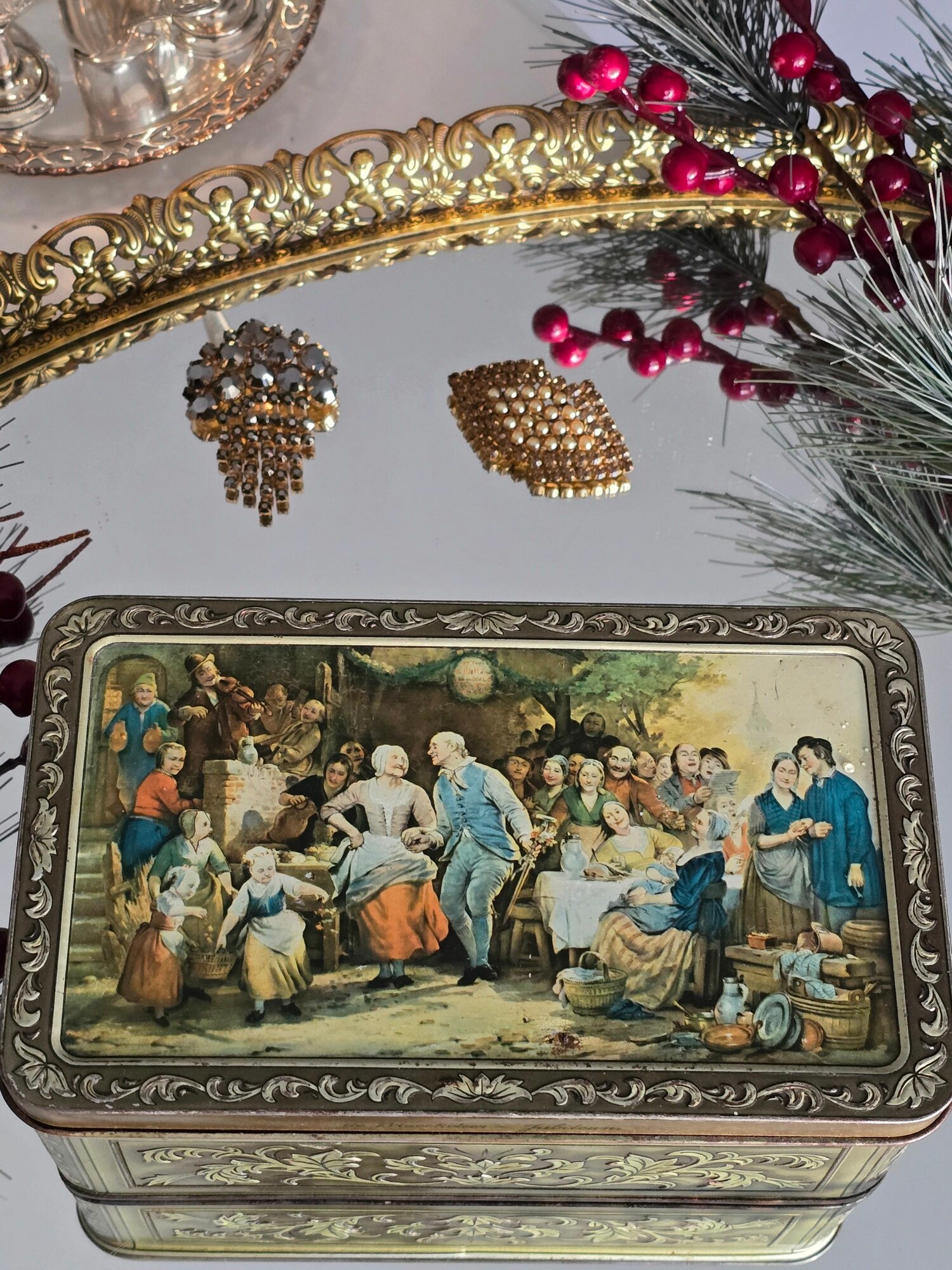 Старинная жестяная банка