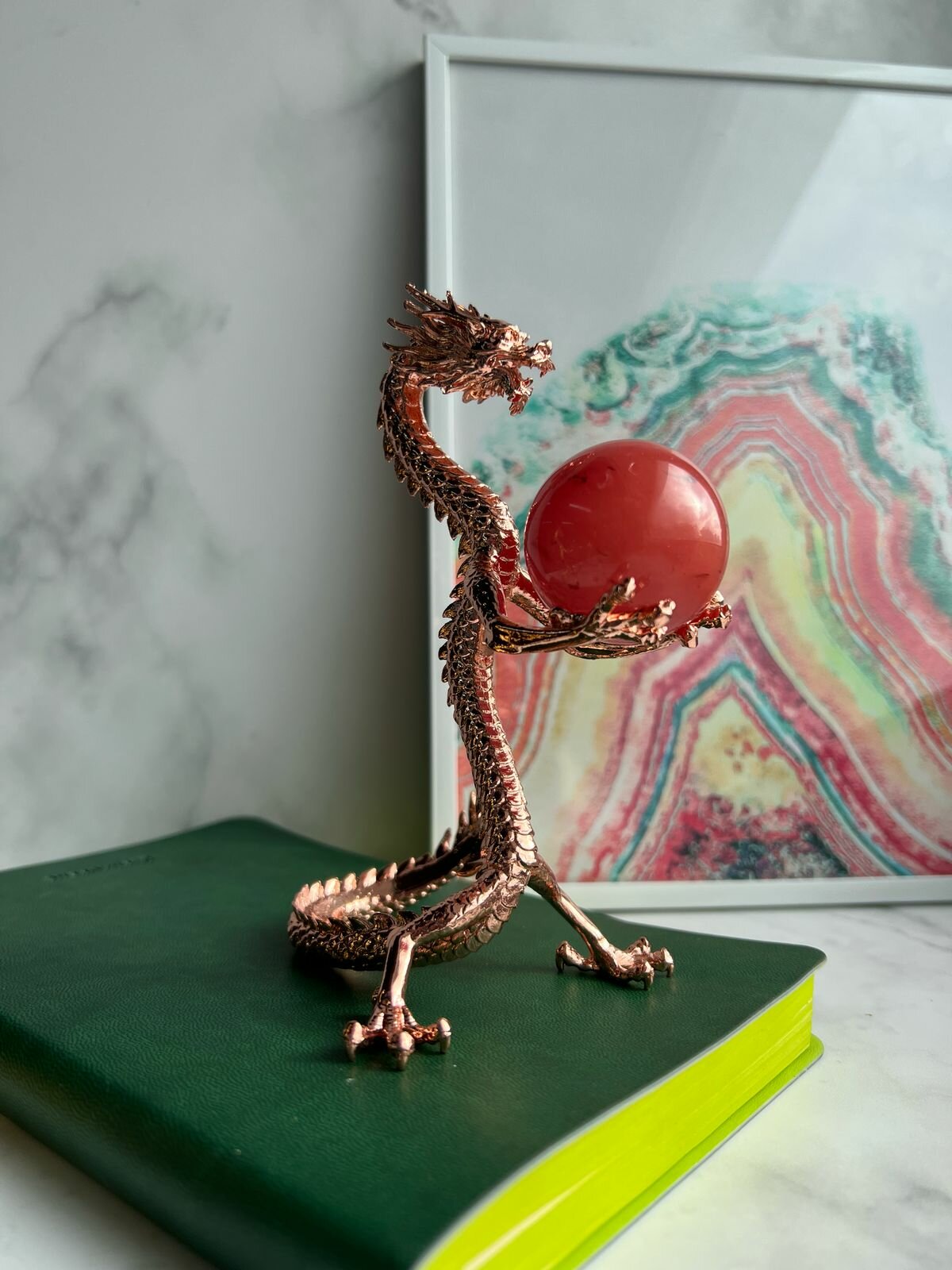 Статуэтка интерьерная Дракон розовое золото с шаром