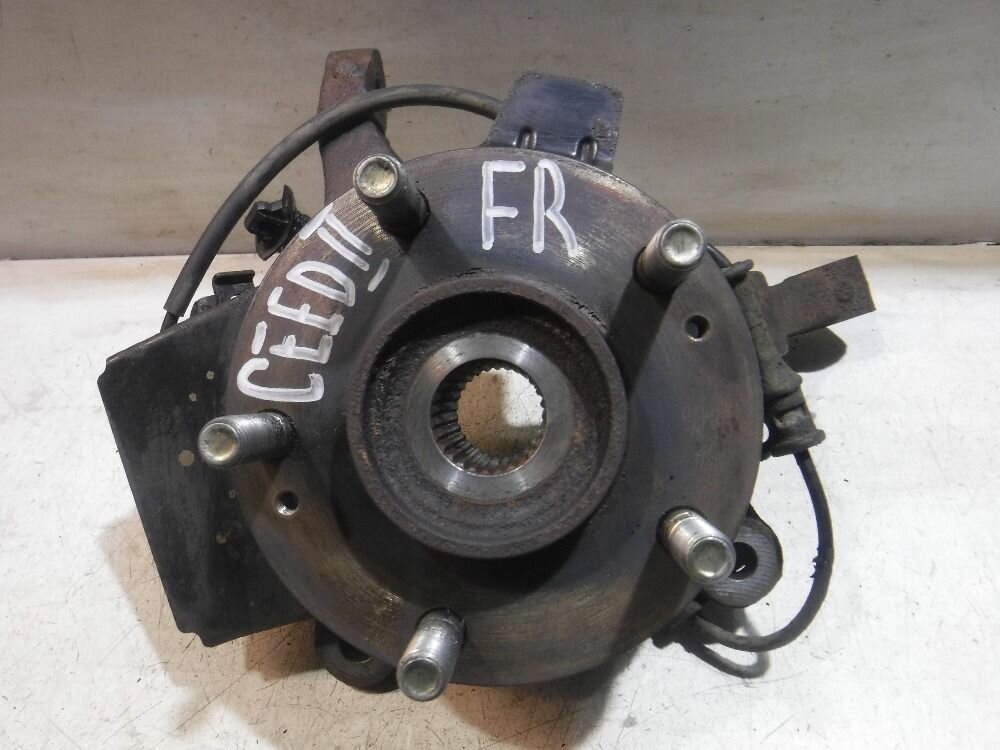 Кулак передний правый Kia Ceed II