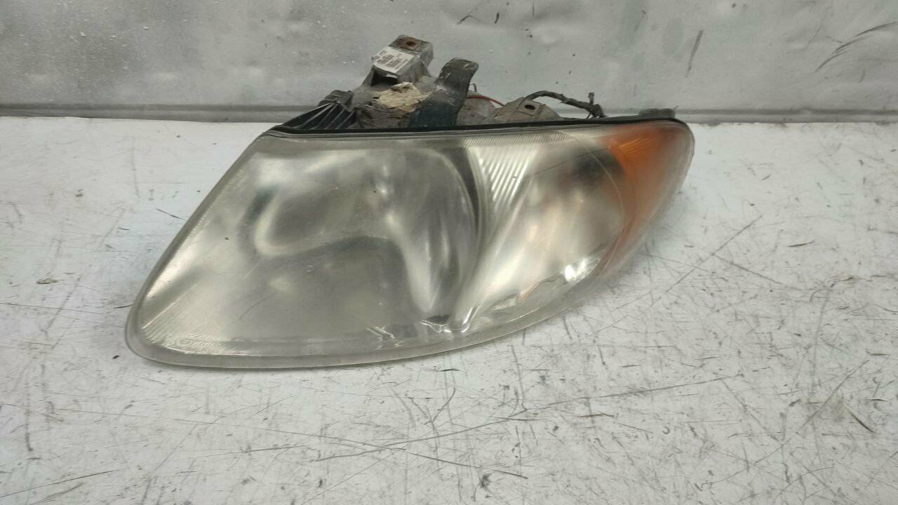 Фара левая Dodge Caravan 4 (2000 - 2007) 4300165671