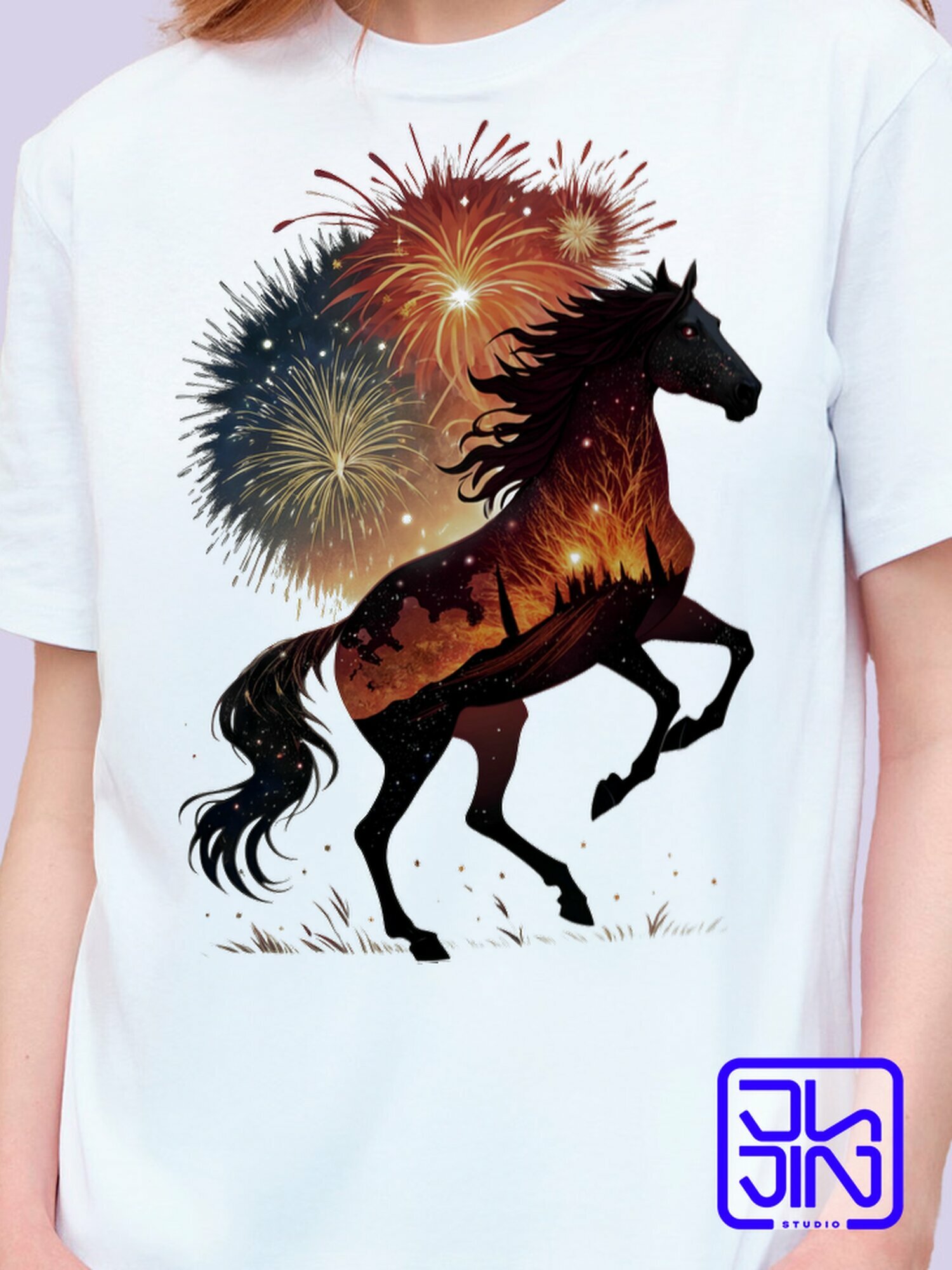 Футболка классическая женская с авторским принтом Черно-красная премиальная лошадь с городом и фейерверком на ночном небе, белый хлопковый трикотаж с прикольным рисунком на груди
