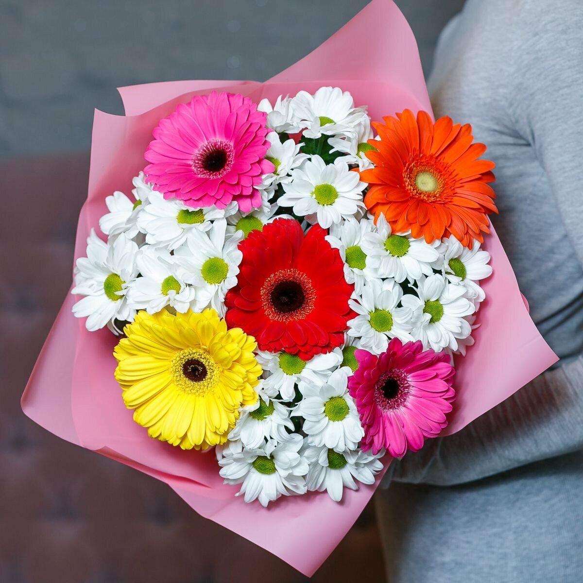 Яркий букет из 7 гербер и кустовых хризантем на 1 сентября для любимого учите