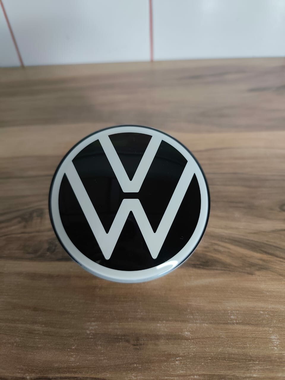 Эмблема задная декоративная диодная VAG на Volkswagen ID.6X 2021-2023 12D853630B DPJ