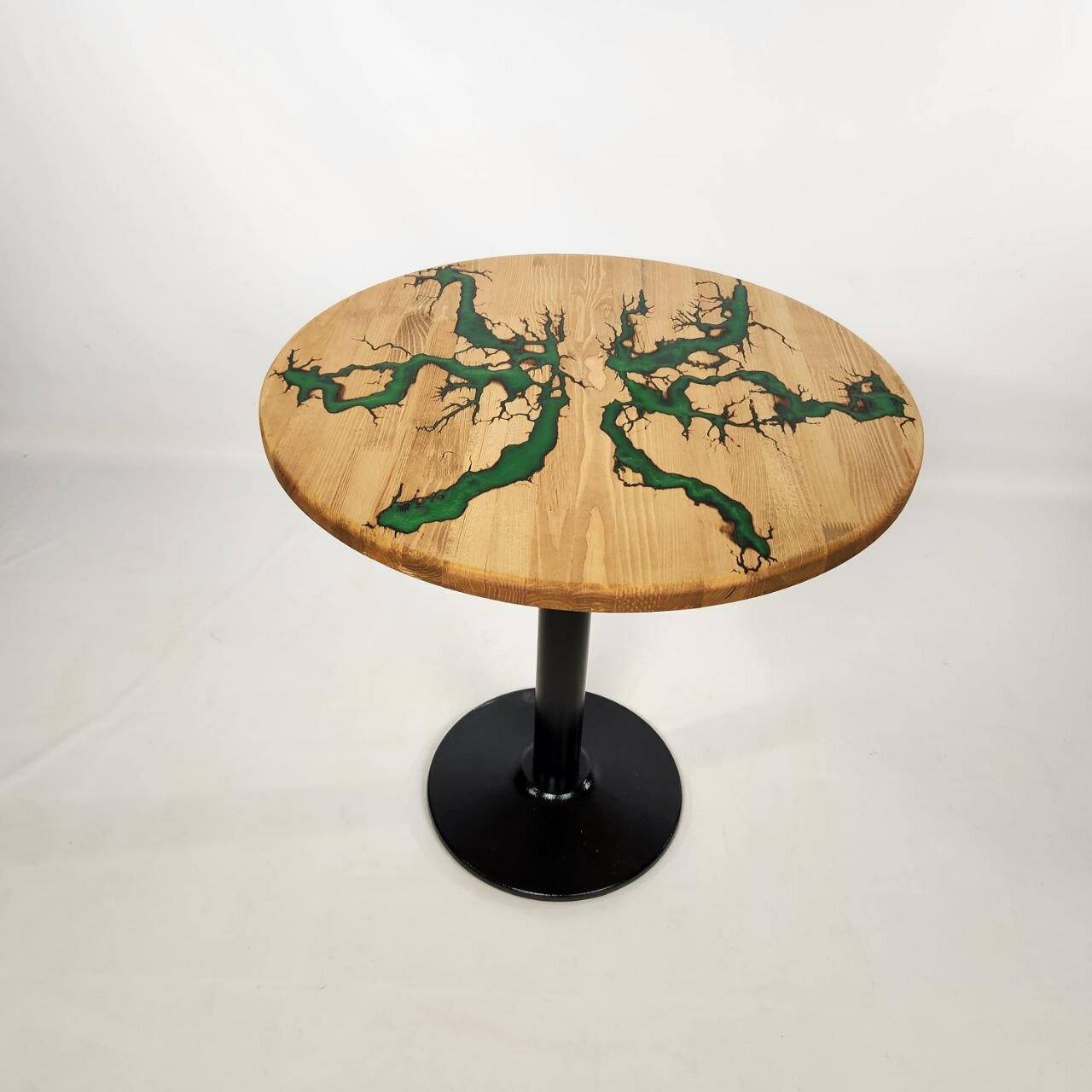 Стол обеденный из массива сосны на металлическом подстолье с рисунком из эпоксидной смолы, не раскладной