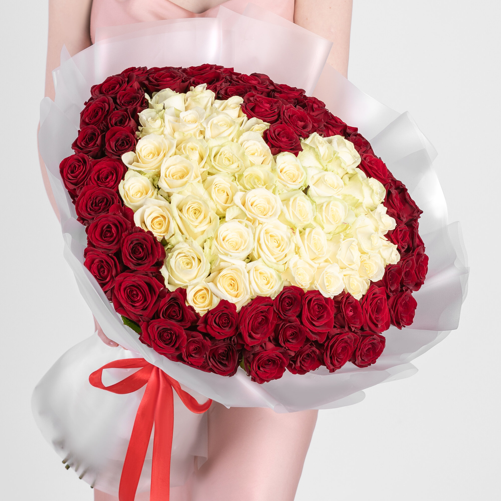 Букет Мегацвет24 "Белое Сердце", 101 красная и белая роза, высота 60см, в дизайнерской упаковке