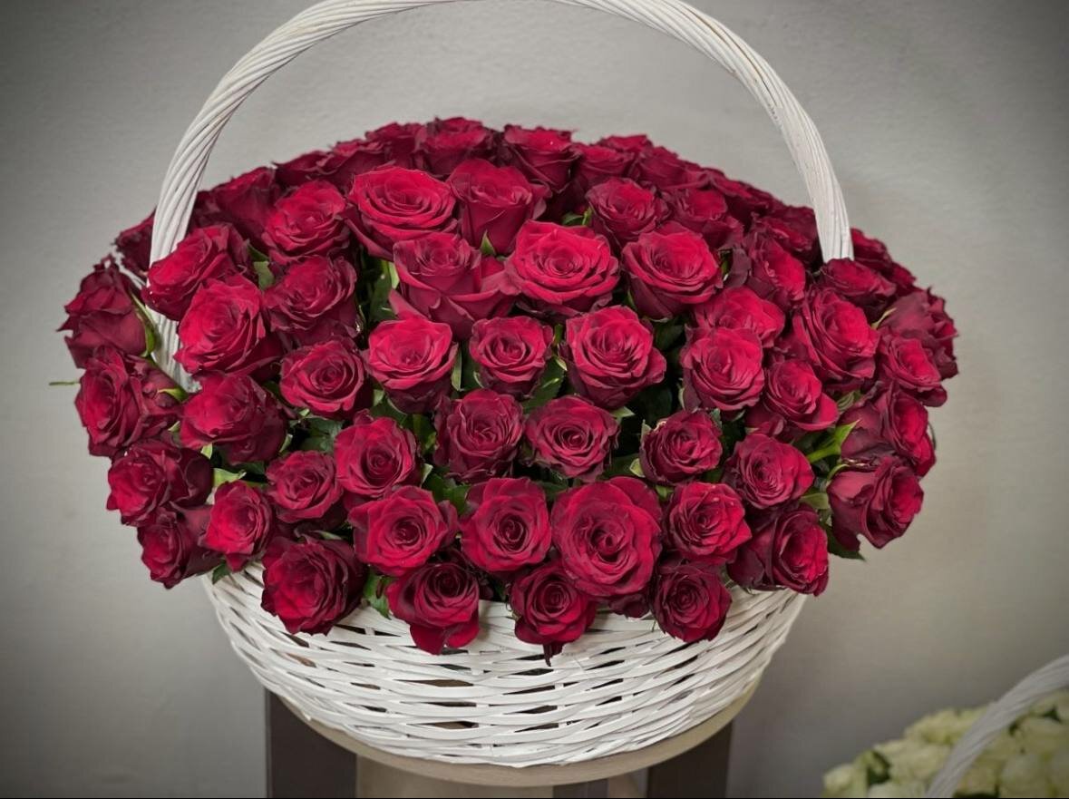 Корзина из живых роз , "Ред Наоми", высота 55см, 51 роза, в комплекте открытка