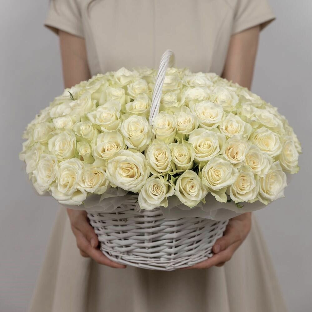101 белая роза в корзине