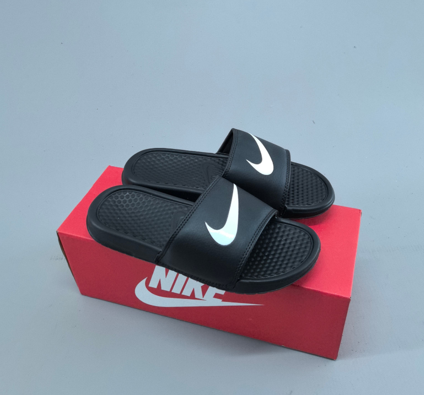 Стильные тапочки NikeBENASSI SWOOSH, подходящие как для мужчин, так и для женщин.