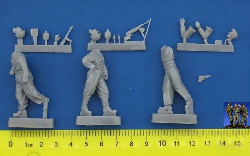 Набор моделей из смолы 1/35 Советские разведчики и танкист-затушевщик 3 фигурки