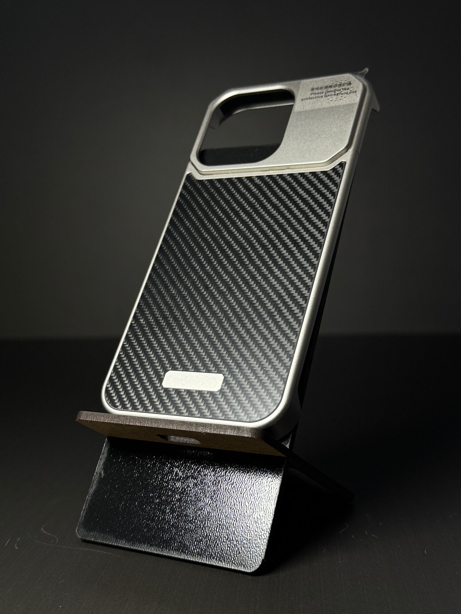 Чехол Айфон 16 Про/ чехол iPhone 16 Pro Kevlar Metal Case, Алюминиевый, Золотой, Карбоновая вставка