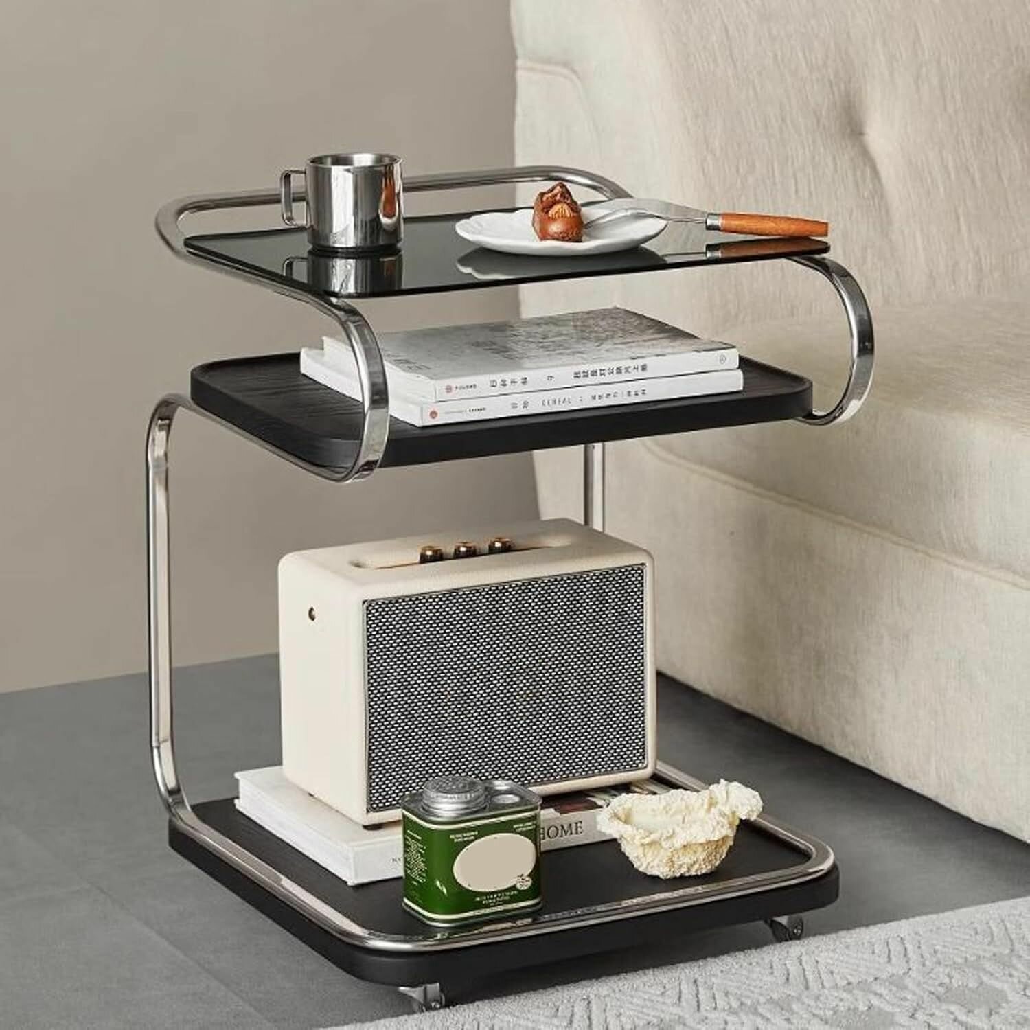 Гостиная с колесами в антикварном стиле диван журнальный столик