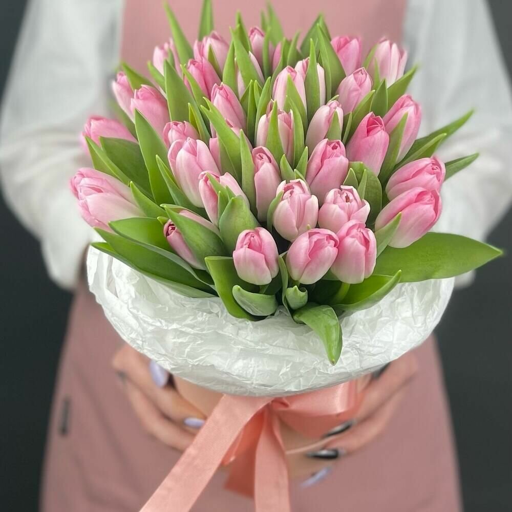 Цветы в коробке. Светло-розовые тюльпаны Голландия, 35 шт (M)