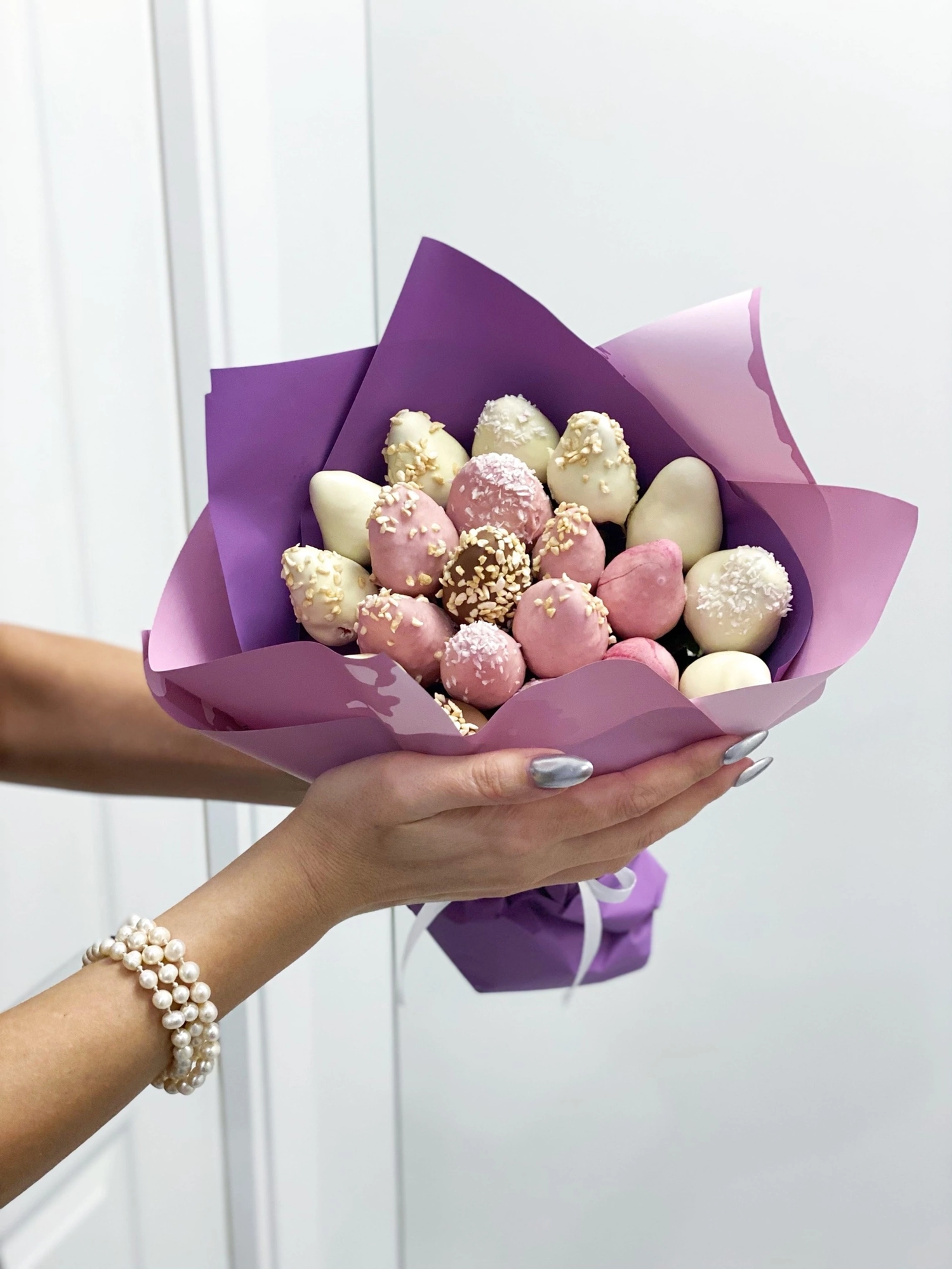 Букет из клубники в шоколаде "Индиголит" Fleur & Bonbon, фиолетовый