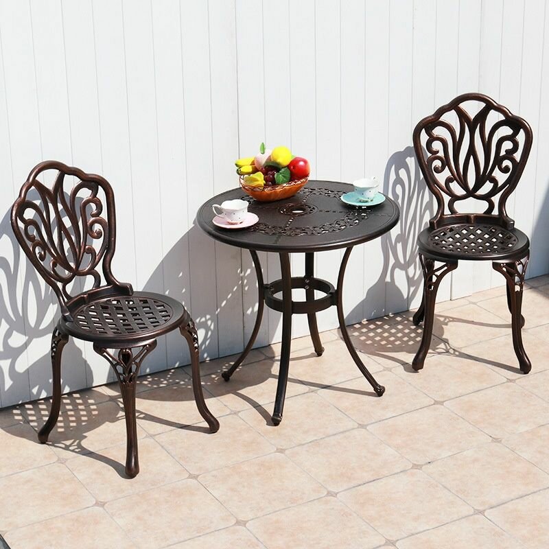 Комплект садовой мебели из алюминия с круглыми столом и двумя стульями, устойчивый к погодным условиям, идеально подходит для дачи и отдыха на улице.