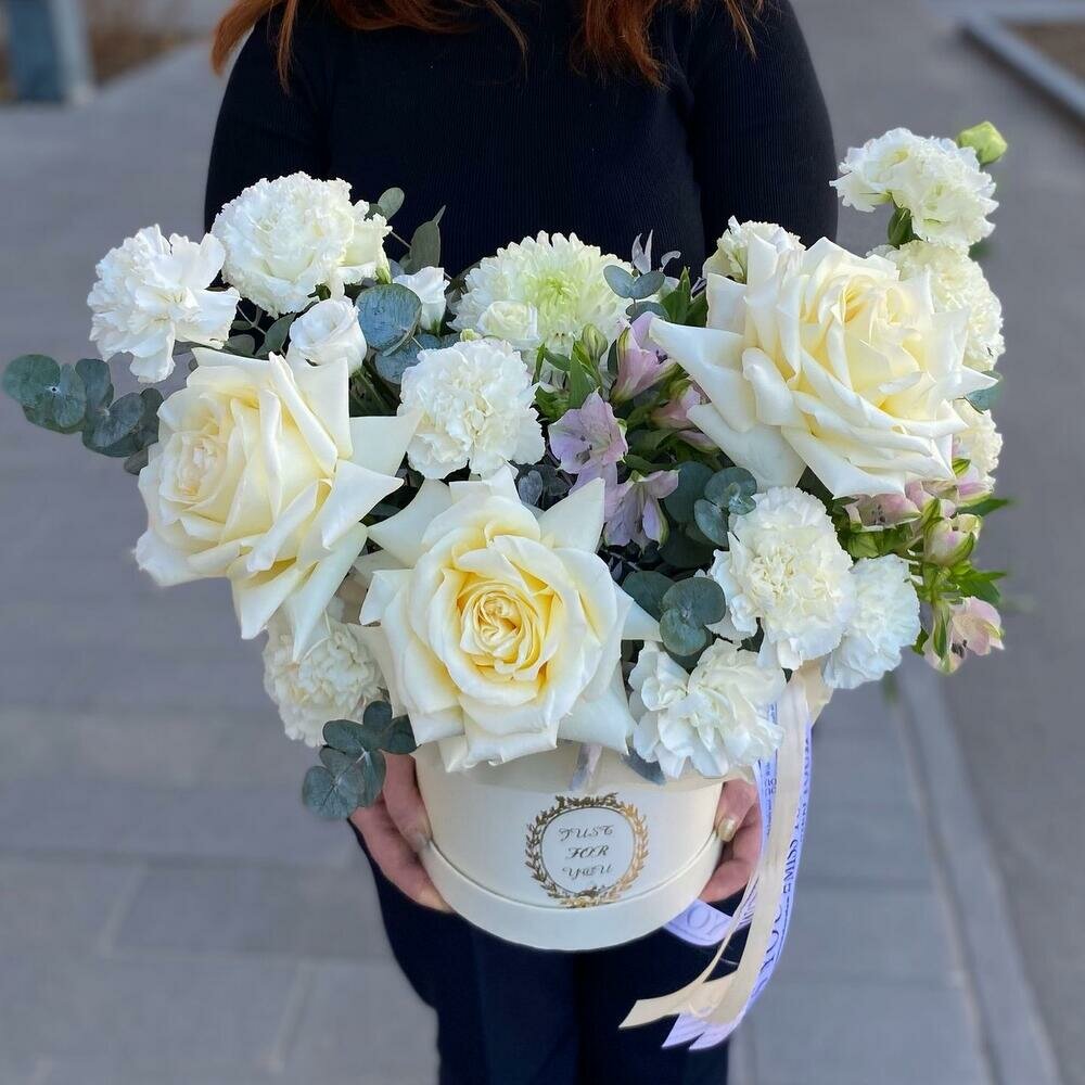 Кремовые розы в коробке с эустомой, альстромерией и диантусами в коробке - римская роза