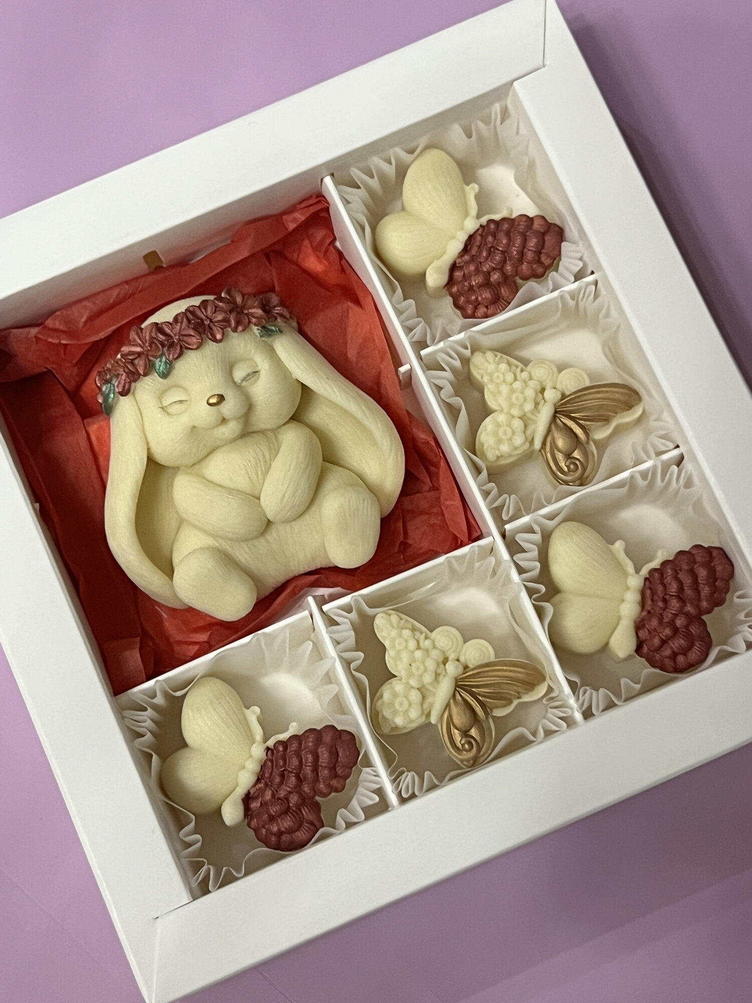 Шоколадный набор "Зайка с бабочками", белый шоколад, 150 грамм