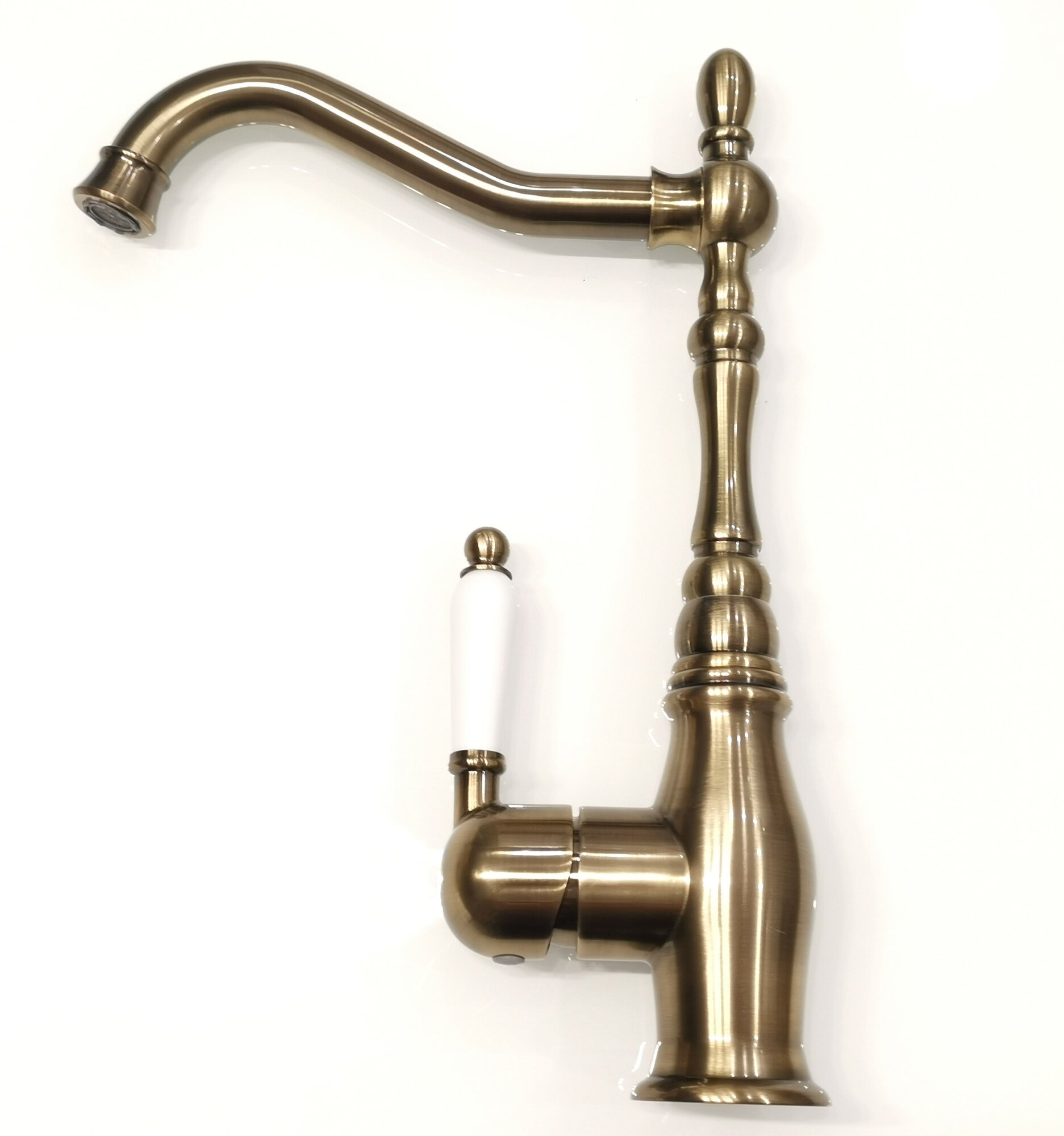 Смеситель для кухни с поворотным изливом Trigor ретро в цвете бронза