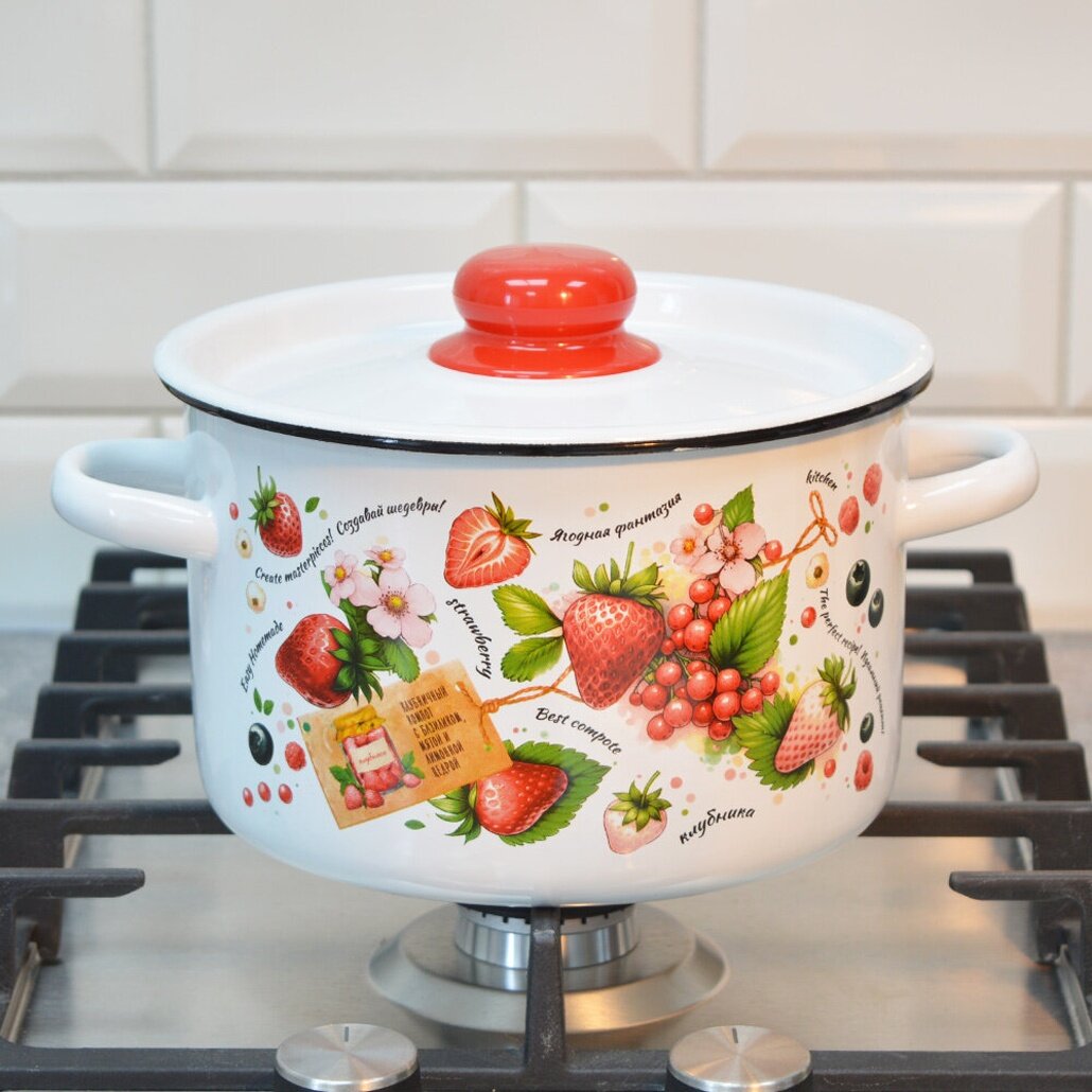 Кастрюля 2,9л «ягодки» — эмалированная сталь, белый цвет, две ручки, металлическая крышка, равномерный нагрев
