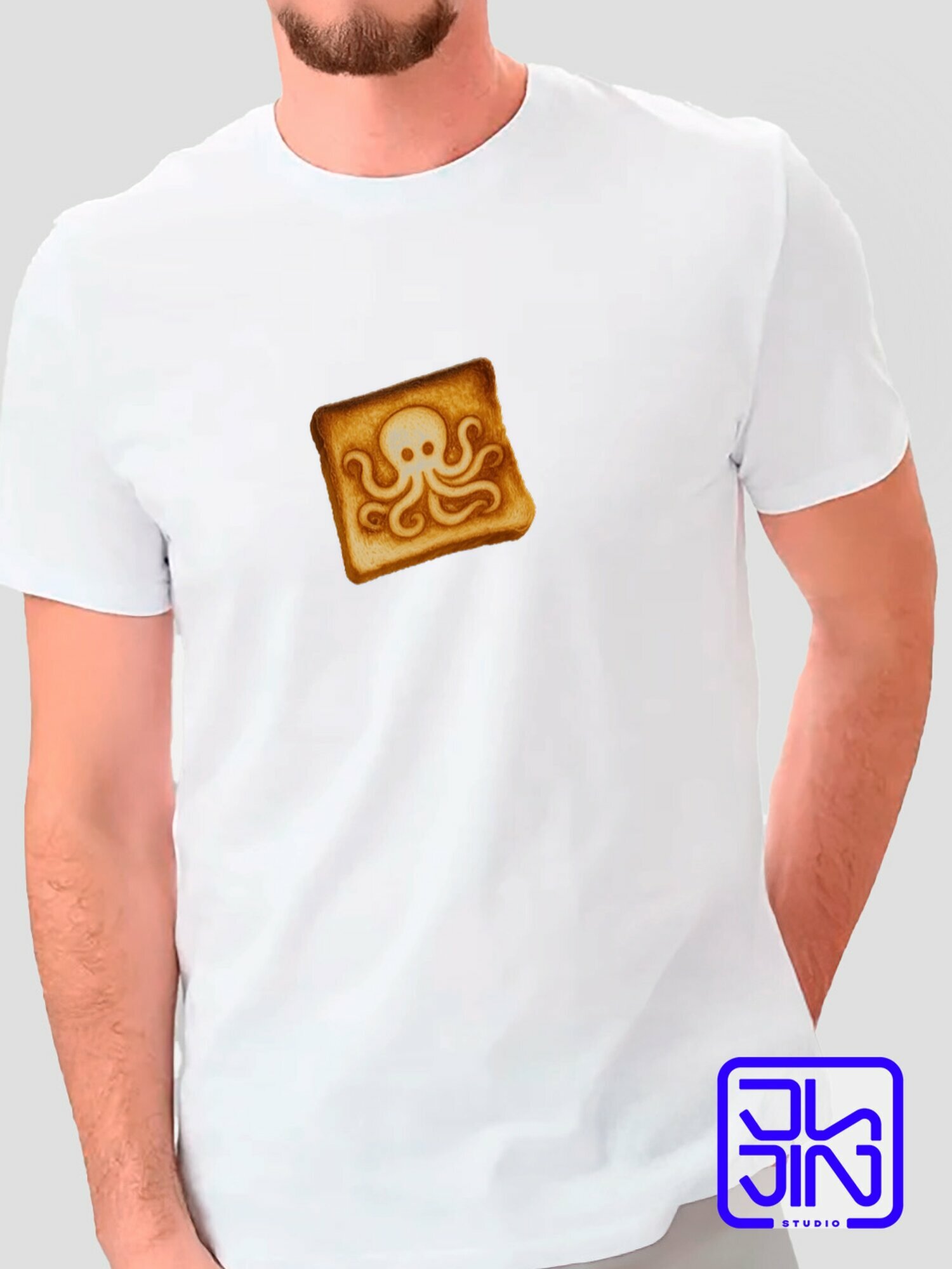 Футболка классическая мужская с авторским принтом Смешной белый осьминог на коричневом тосте, оригинальные и необычные детали, белый хлопковый трикотаж с прикольным рисунком на груди