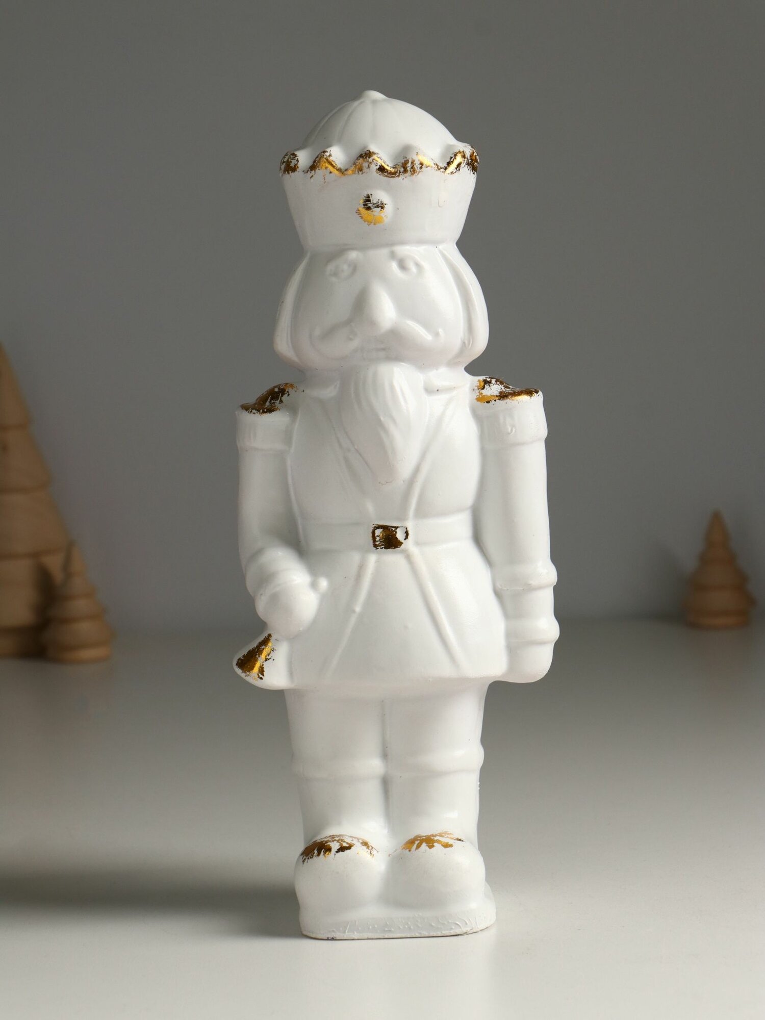 Фигурка литьевой мрамор "Щелкунчик" 24х10х6 см Цвет: Белый с позолотой