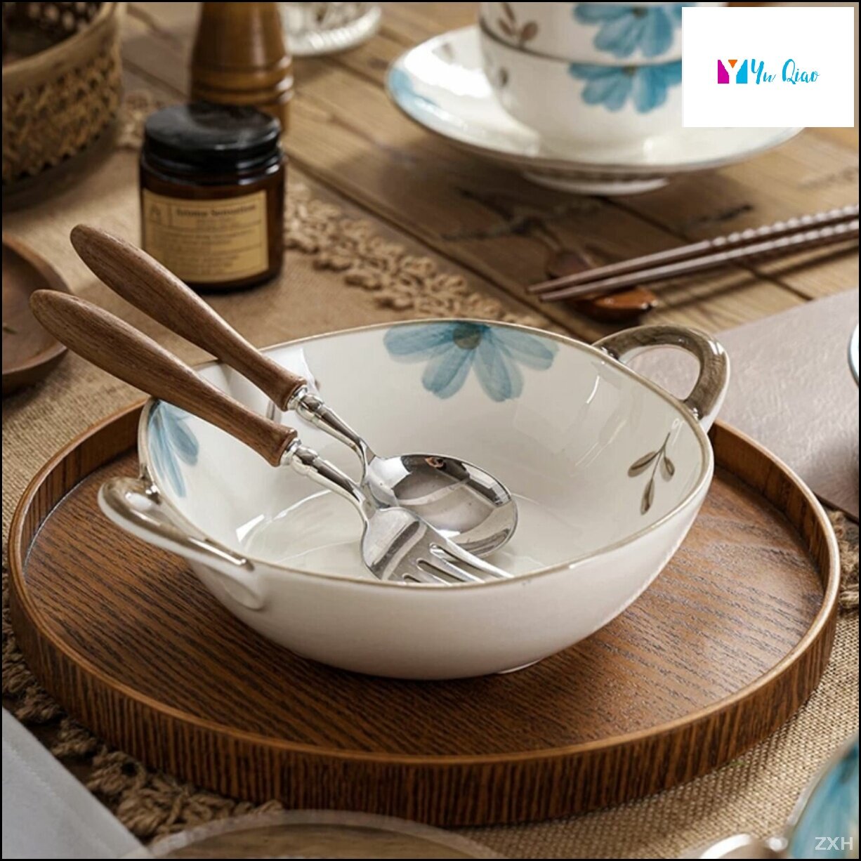 Эксклюзивная белоголубая фарфоровая супница 650 мл с цветочным декором и ручками