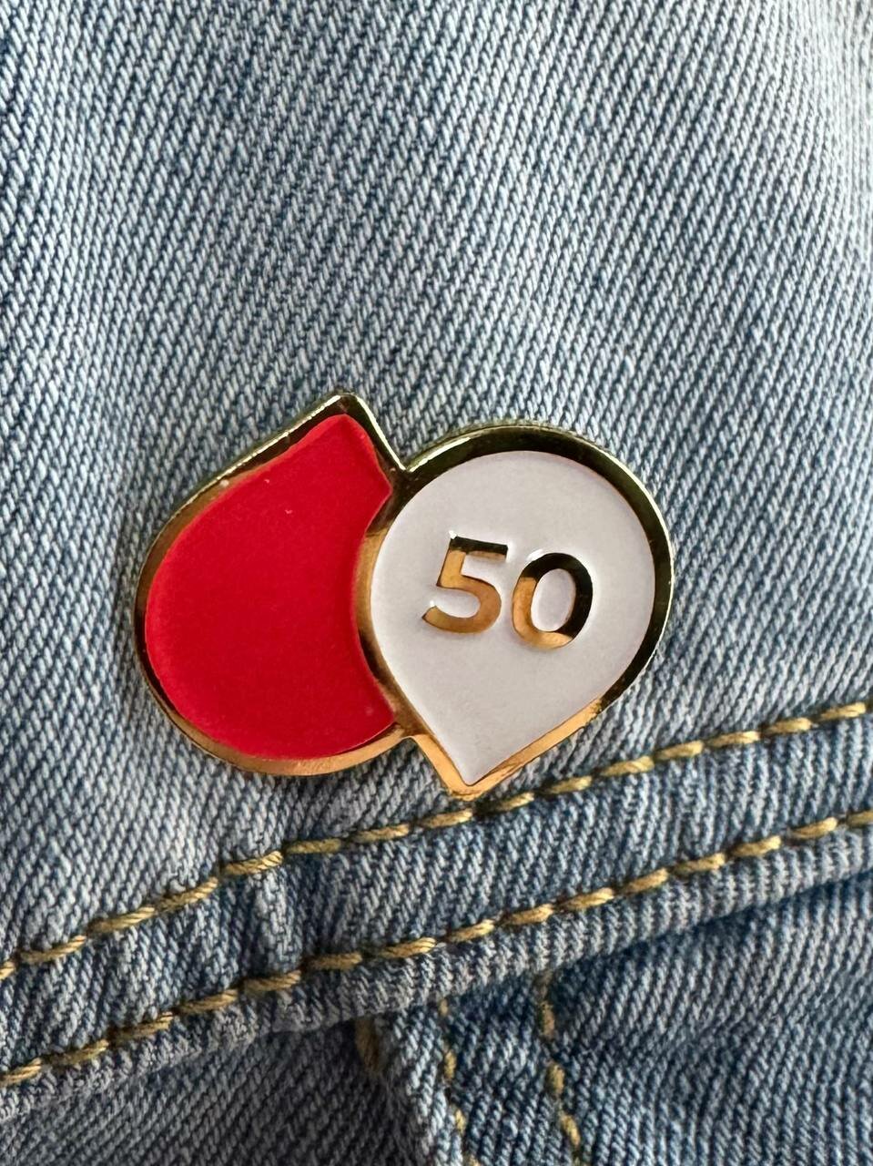 Значок DonorSearch "50 донаций", металл, 26x19.4мм