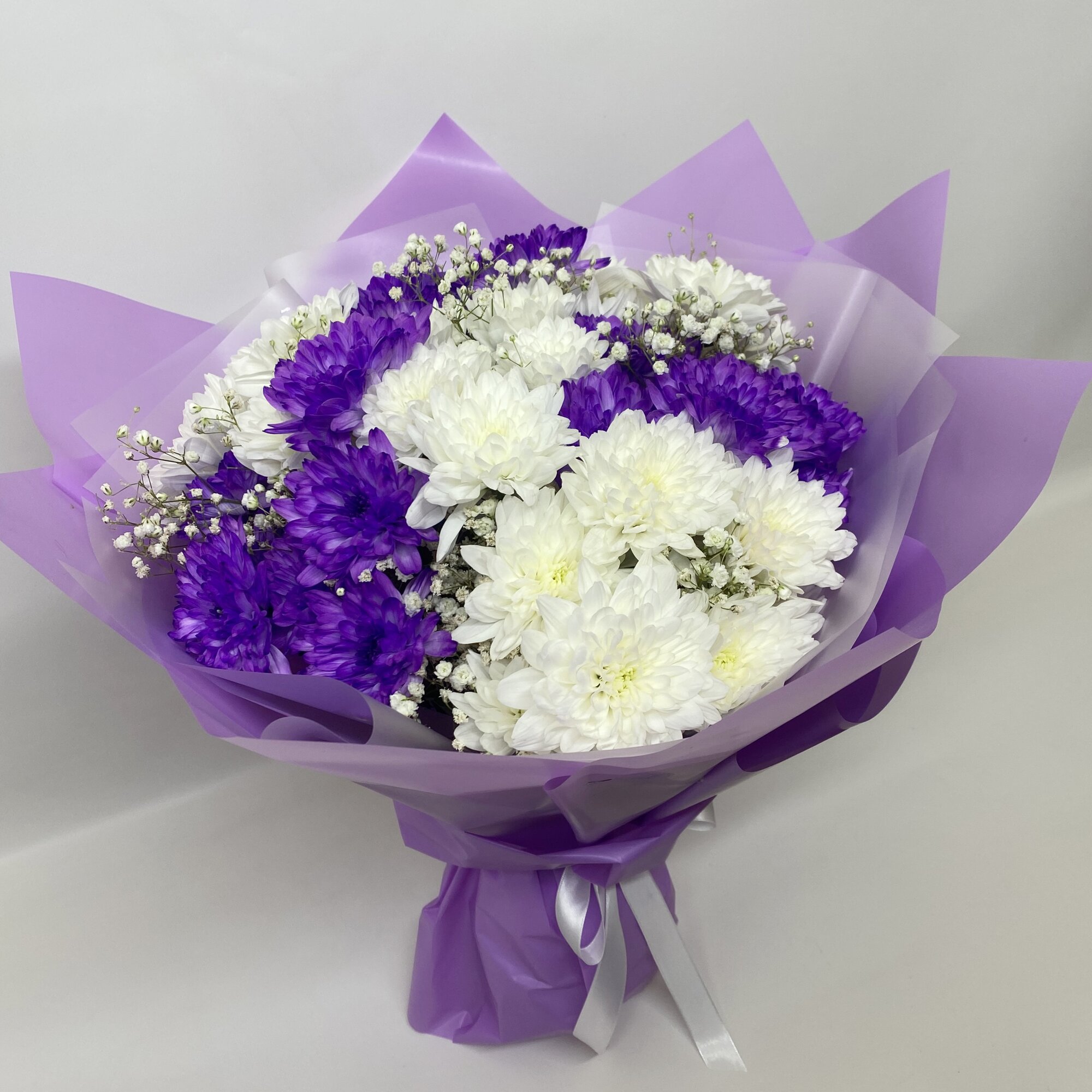 Букет хризантем зефирко "Марина". Кустовая хризантема, гипсофила.