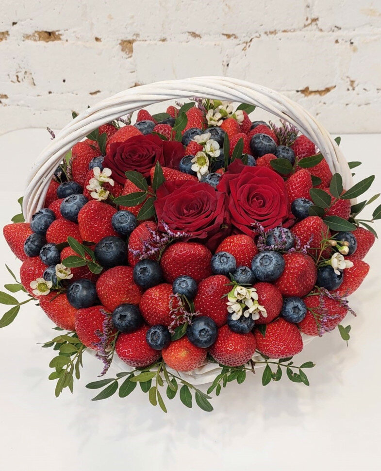Корзина с клубникой, голубикой и розами (диаметр корзины 20 см) (BuketOnline)
