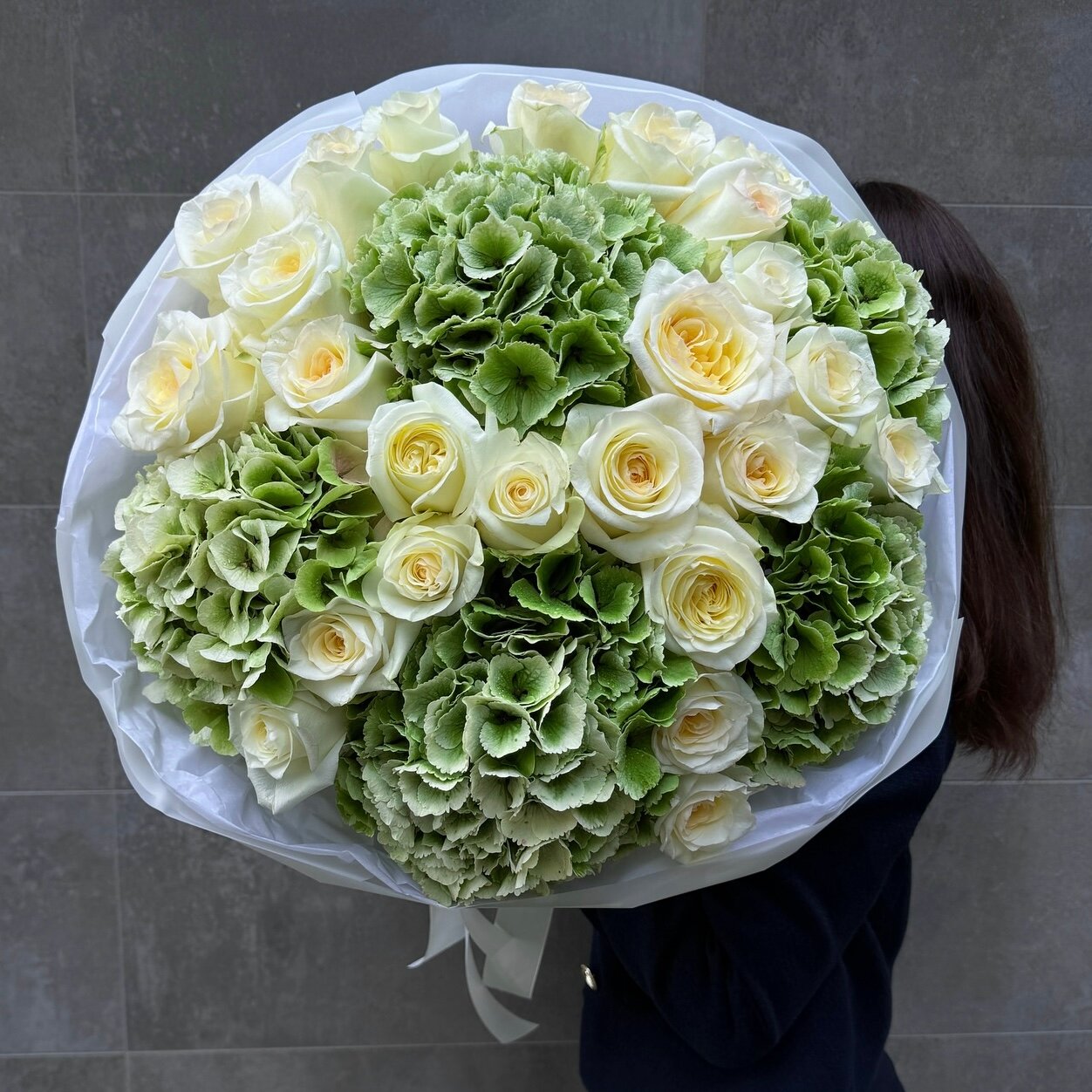 Букет из зелёных гортензий и белых роз, красивый букет цветов, шикарный, премиум цветы, премиум букет