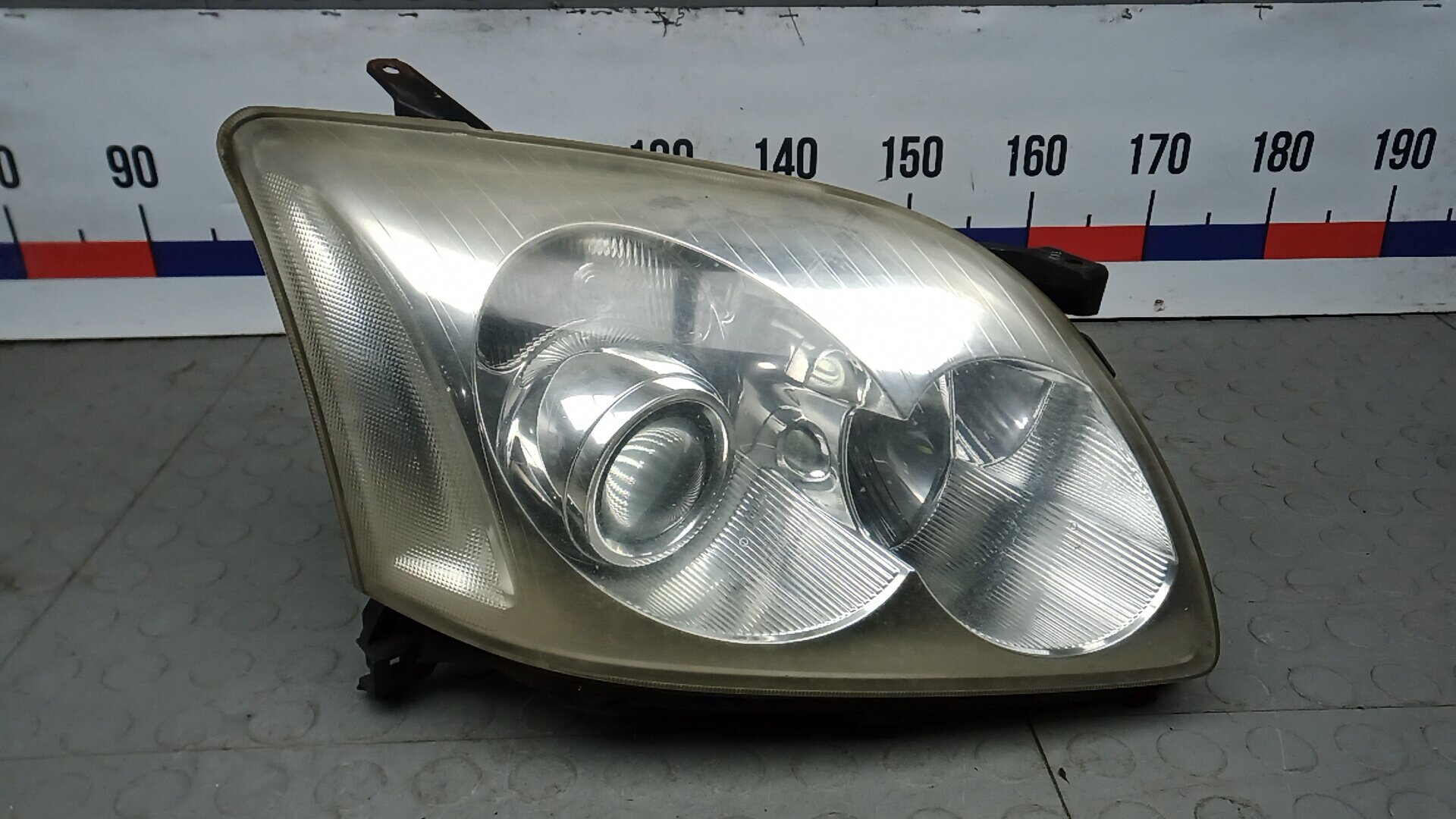 Фара правая TOYOTA AVENSIS T25