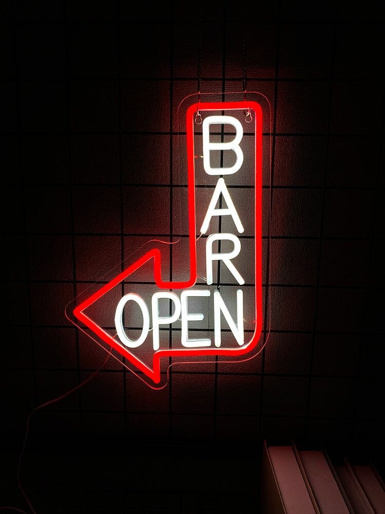 На неоновой вывеске написано Bar Open (Бар открыт), а красная стрелка указывает на бар слева. Подходит для клубов и пабов.