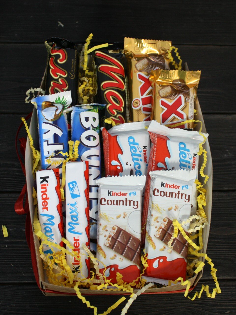 Набор шоколада Киндер, Bounty, Mars и Twix