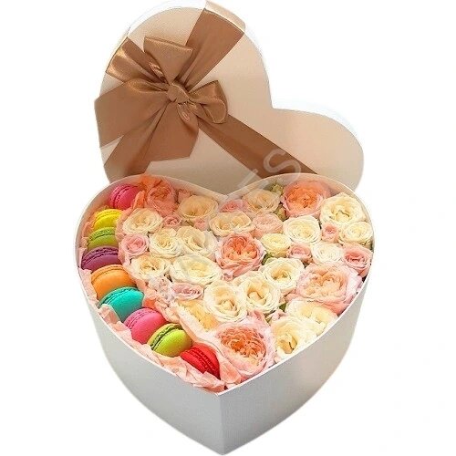 Живые розы с макарунами