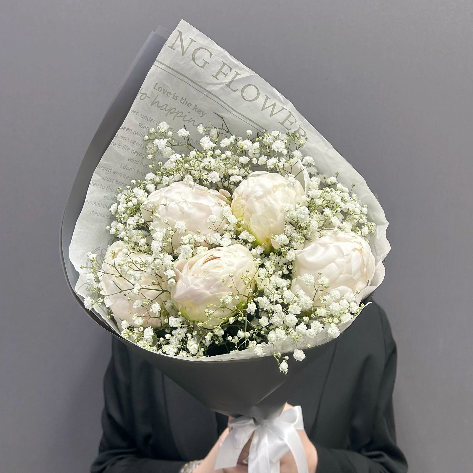 Микс из 5 белых пионов и гипсофилы