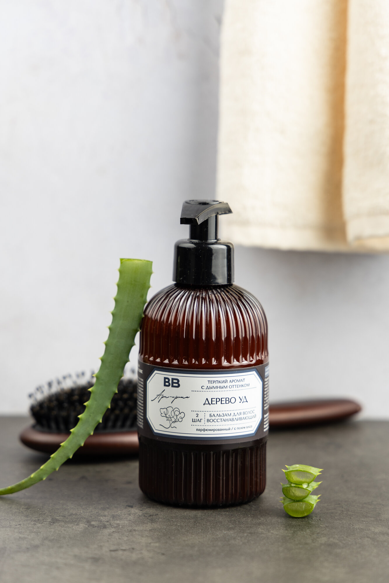 Бальзам парфюмированный восстанавливающий для всех типов волос "Дерево уд", 300 мл