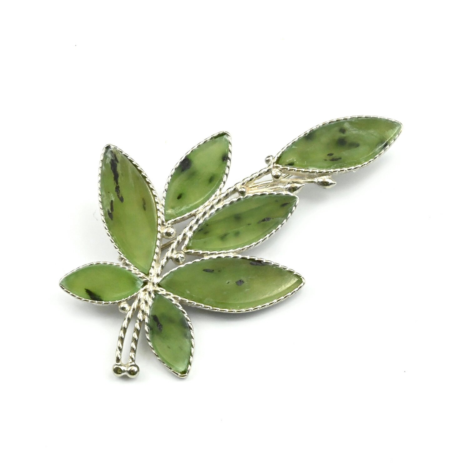 Брошь, нефрит