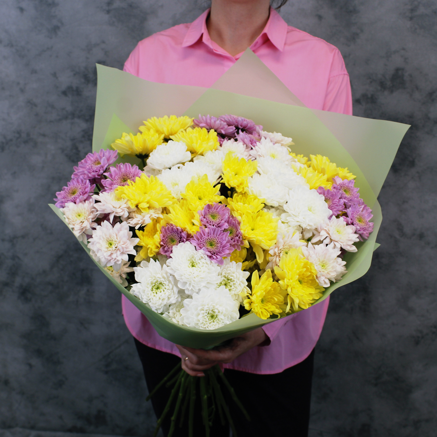 Букет из 15 кустовых хризантем микс в матовой пленке с атласной лентой от 2name flowers