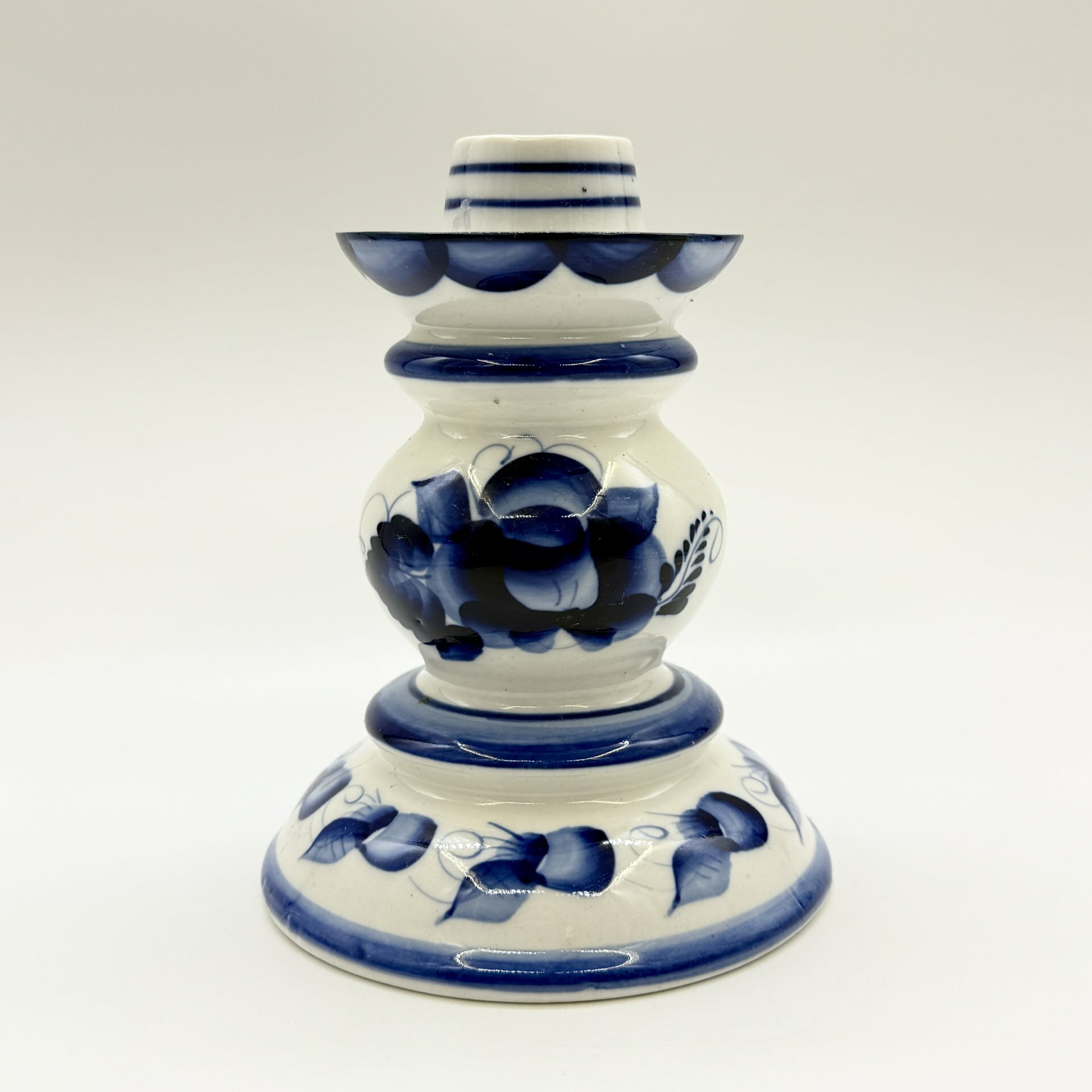 Подсвечник, украшенный флоральным декором, фарфор, роспись