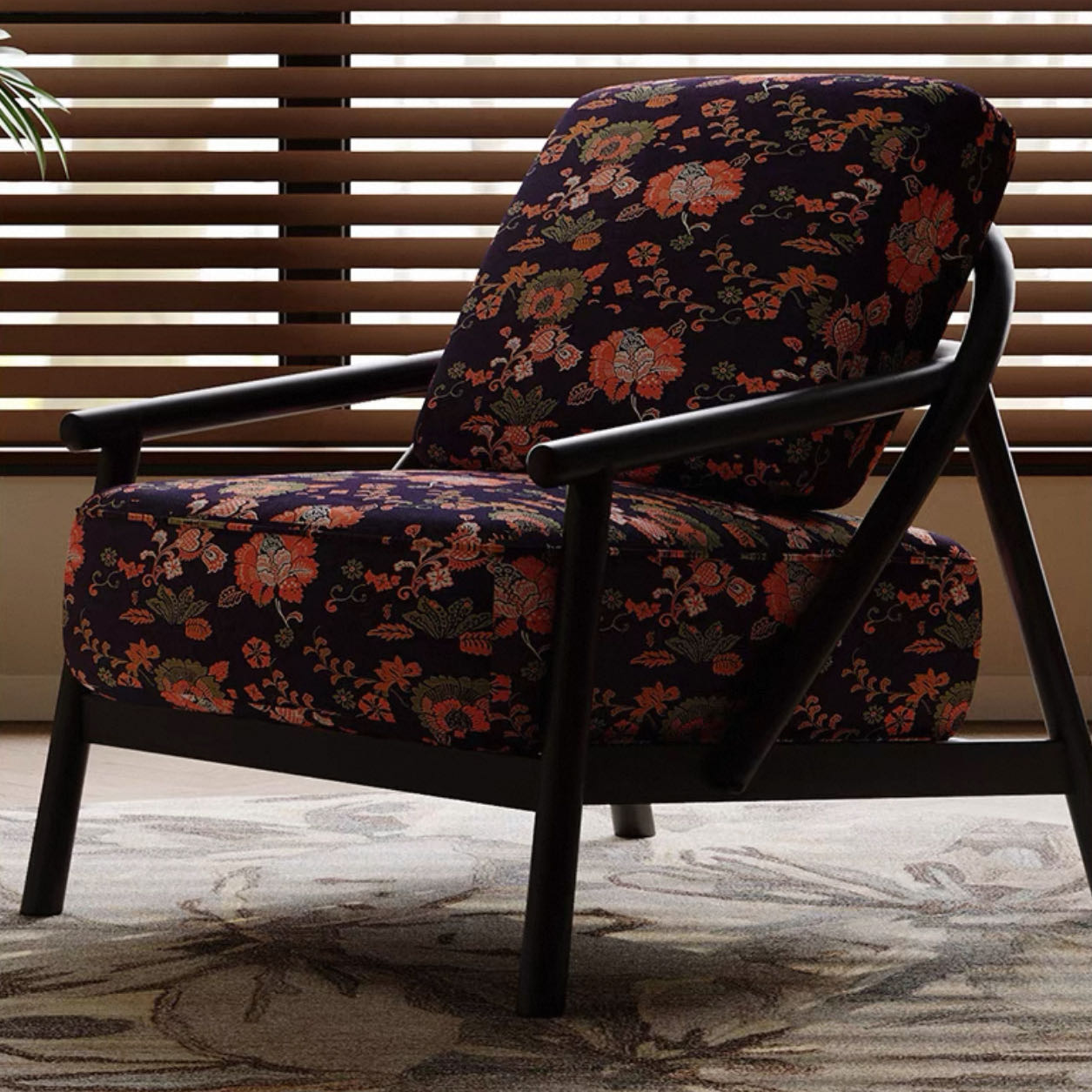 Интерьерное кресло на металлической основе Verneto (вариант 1)