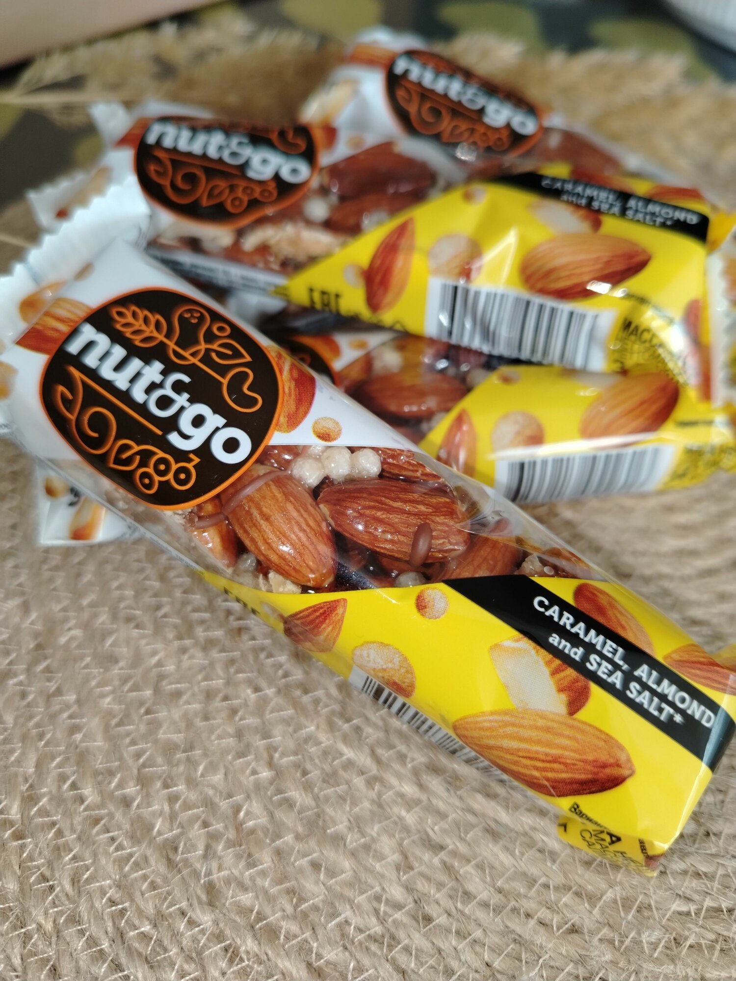 14 батончиков nut&go caramel, almond and sea selt