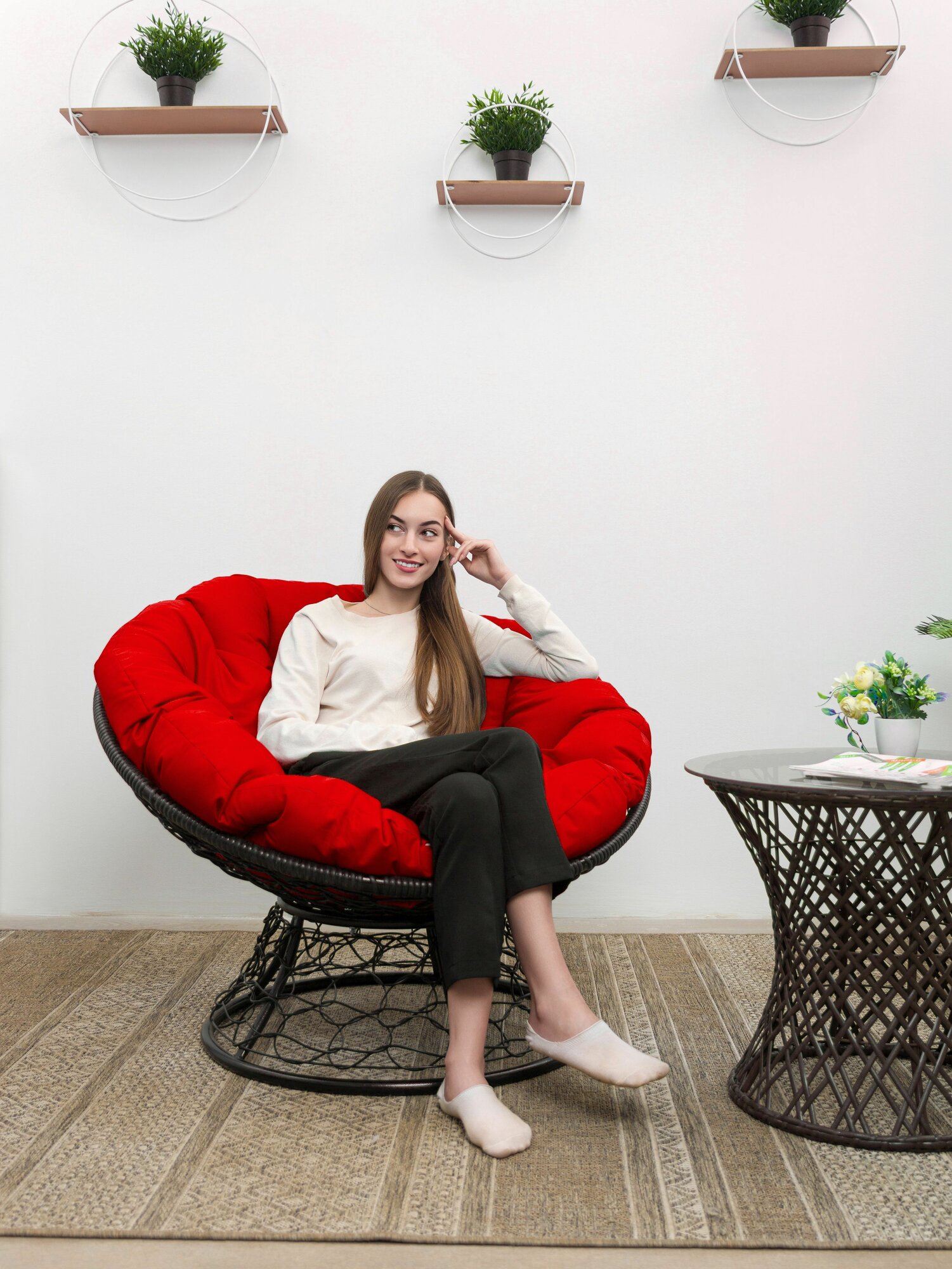 Кресло папасан с ротангом чёрное, красная подушка