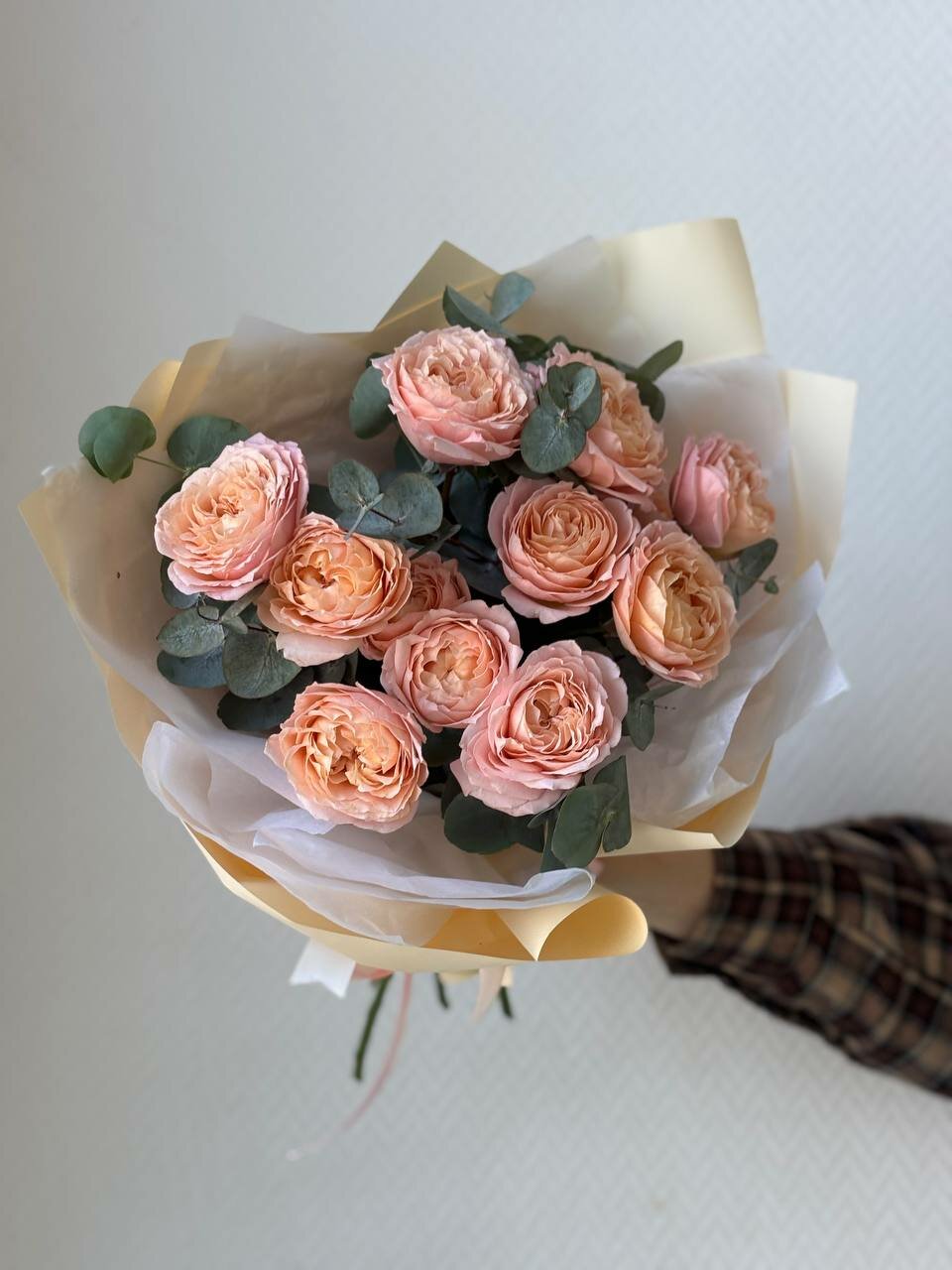 Букет "Джульетта", пионовидные розы, оранжевый, персиковый, с эвкалиптом, 50 см