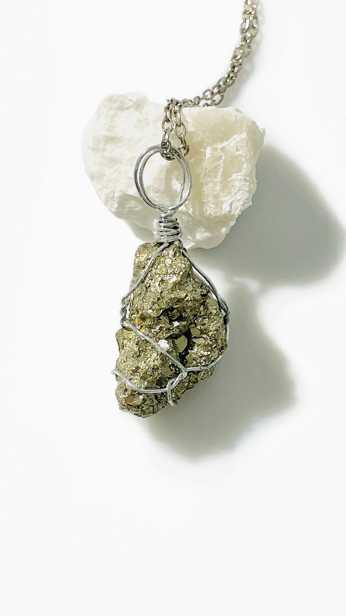 Подвеска, пирит