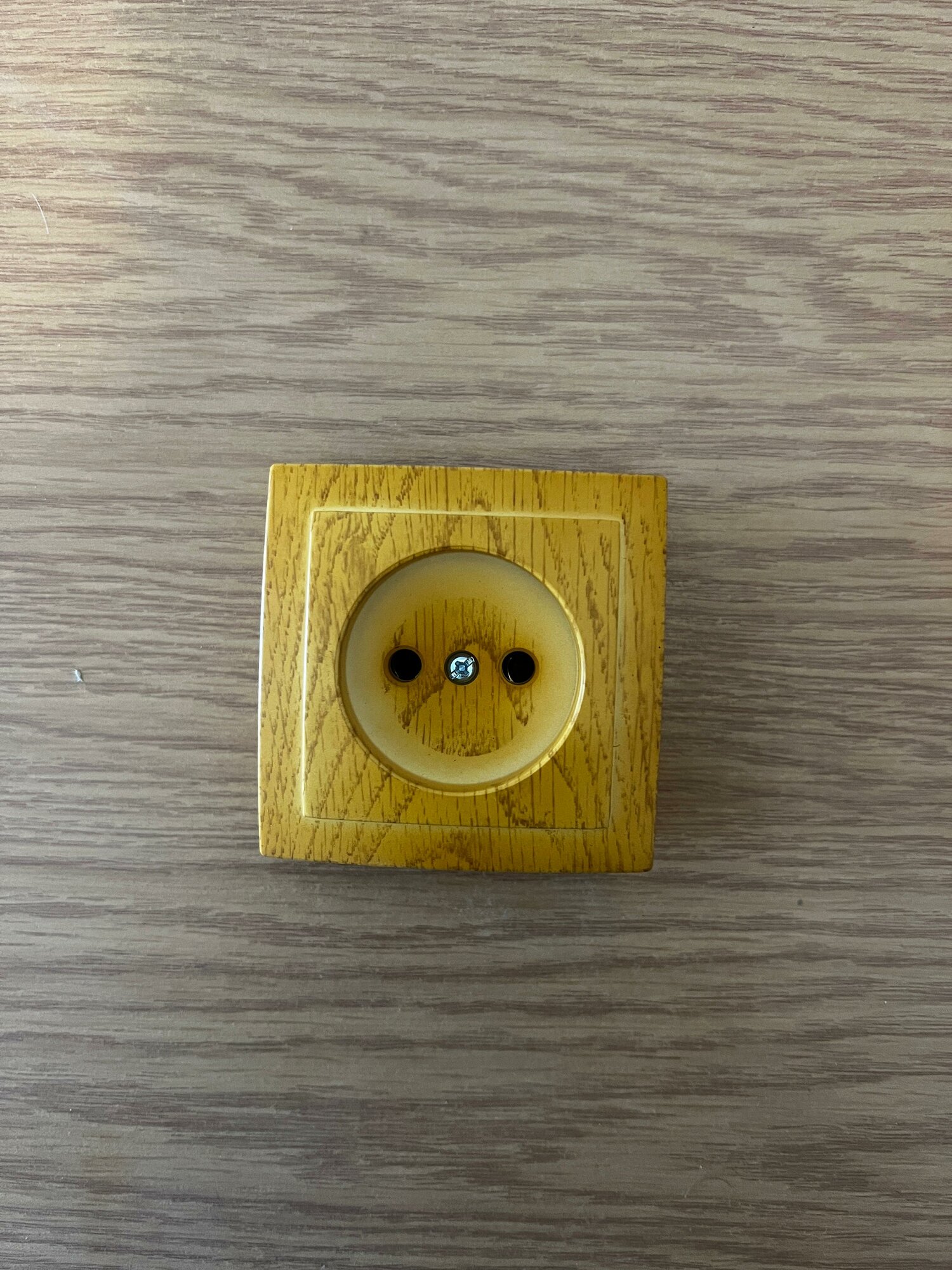 Розетка одинарная под дерево