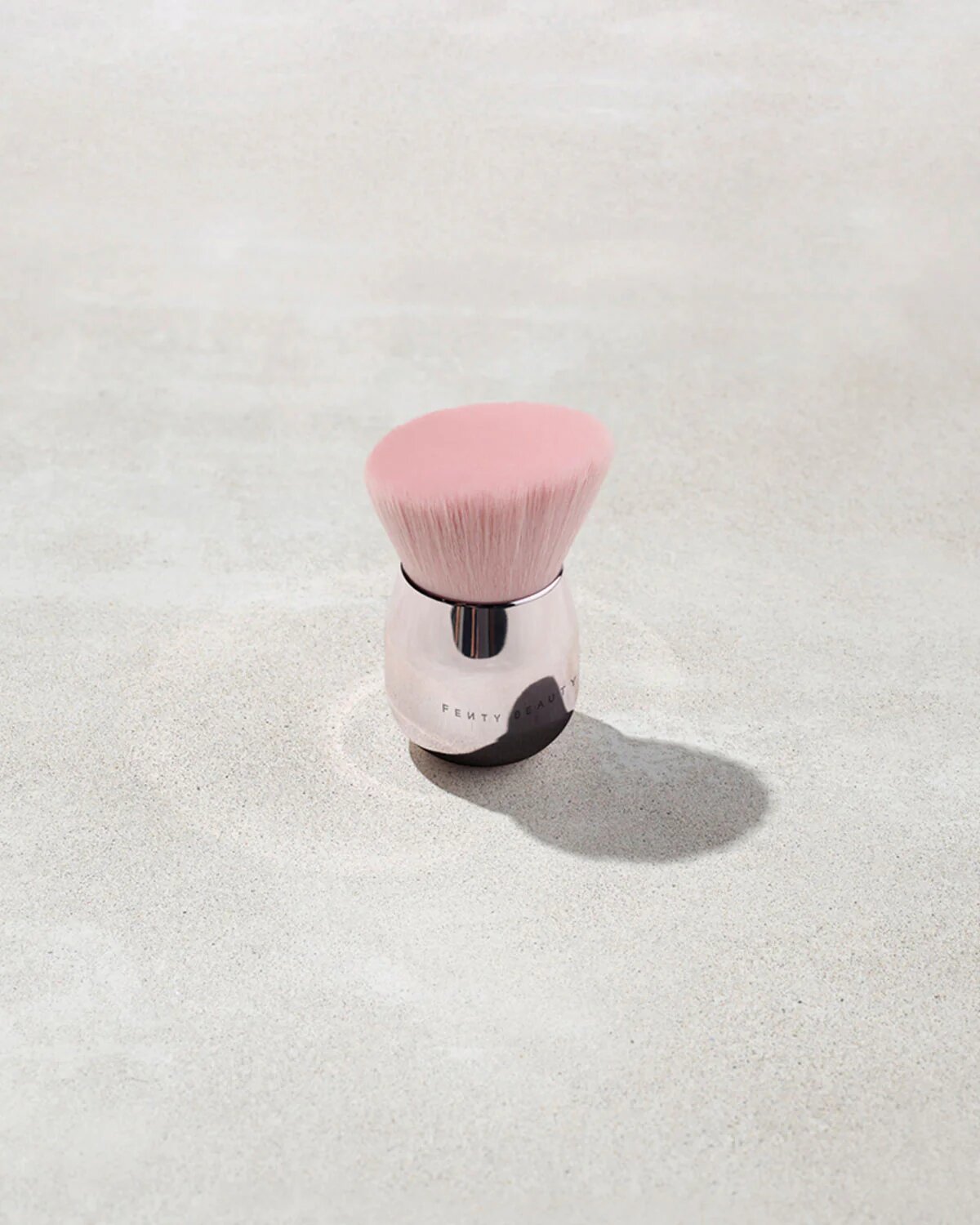 Fenty Beauty Кисть для нанесения хайлайтера Face & Body Kabuki Brush 160