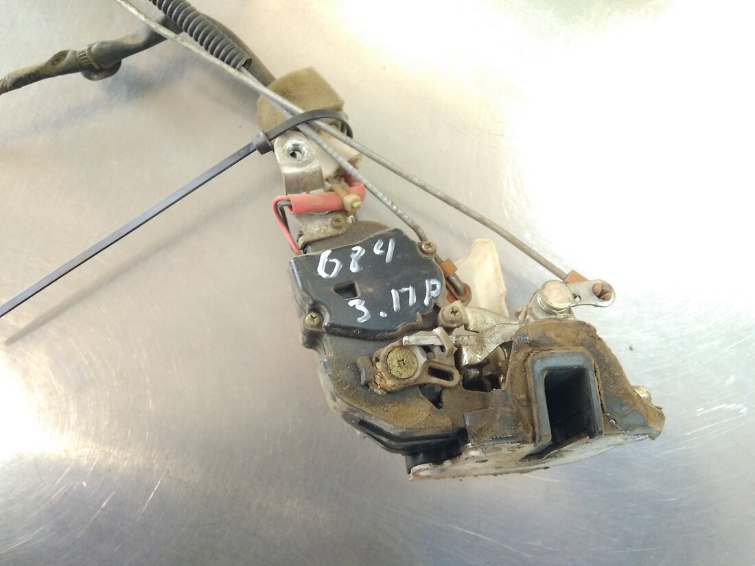 Замок двери задней правой TOYOTA Corolla e10 6930512060