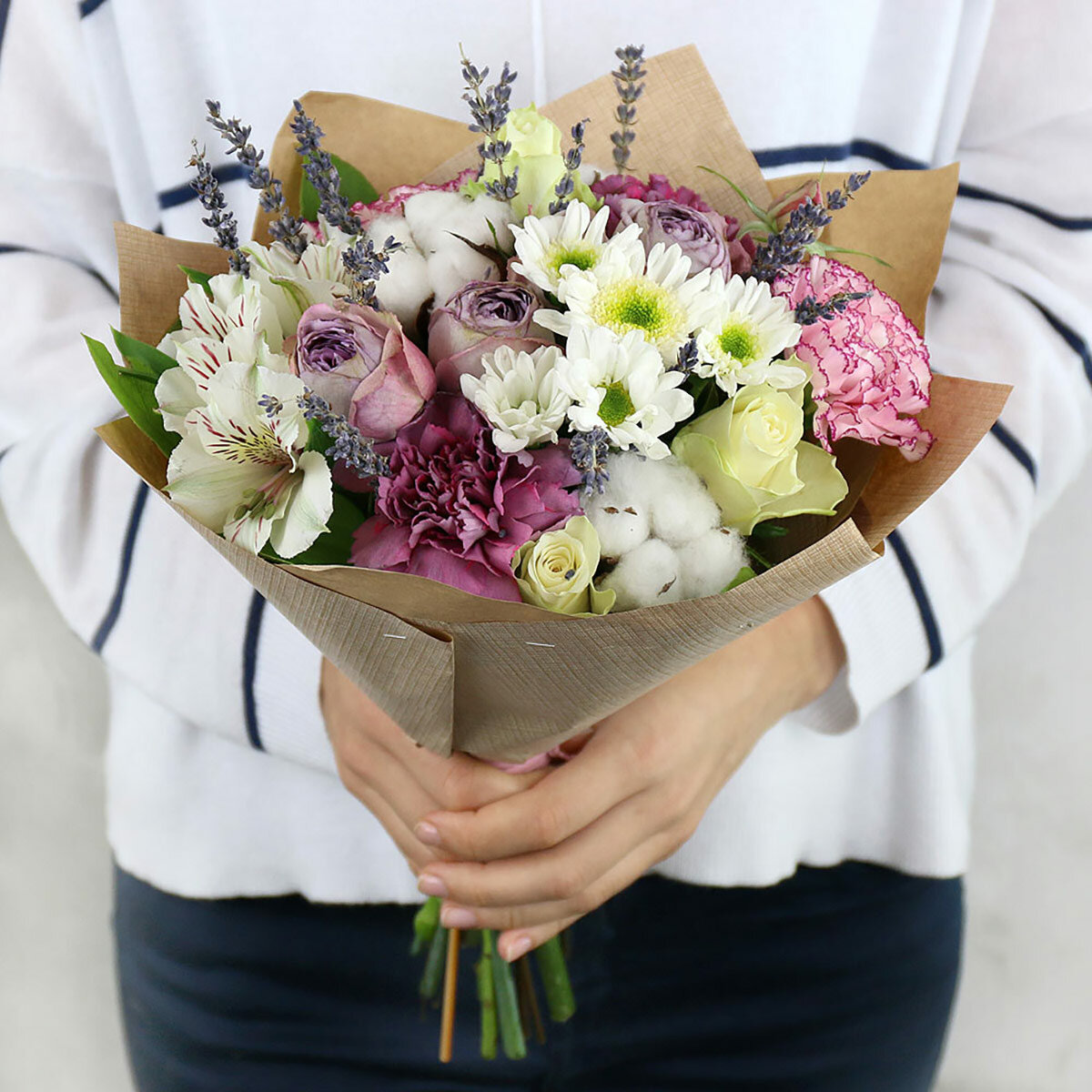 Букет Букет Маркет "Букет из роз, гвоздик и хлопка в крафте", высота 40см