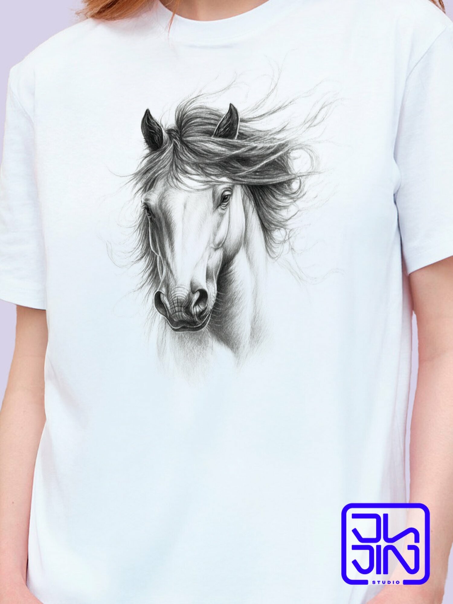 Футболка классическая женская с авторским принтом Черно-белая минималистичная графитовая иллюстрация лошади с белым фоном, белый хлопковый трикотаж с прикольным рисунком на груди