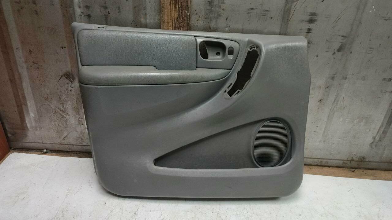 Обшивка двери передней левой Dodge Caravan 4 (2000 - 2007)